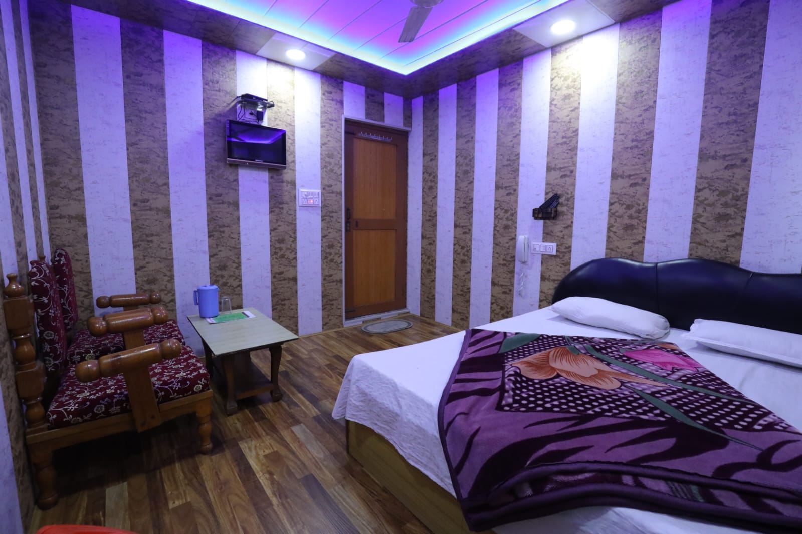 hotel green chinar 𝗕𝗢𝗢𝗞 Srinagar Hotel