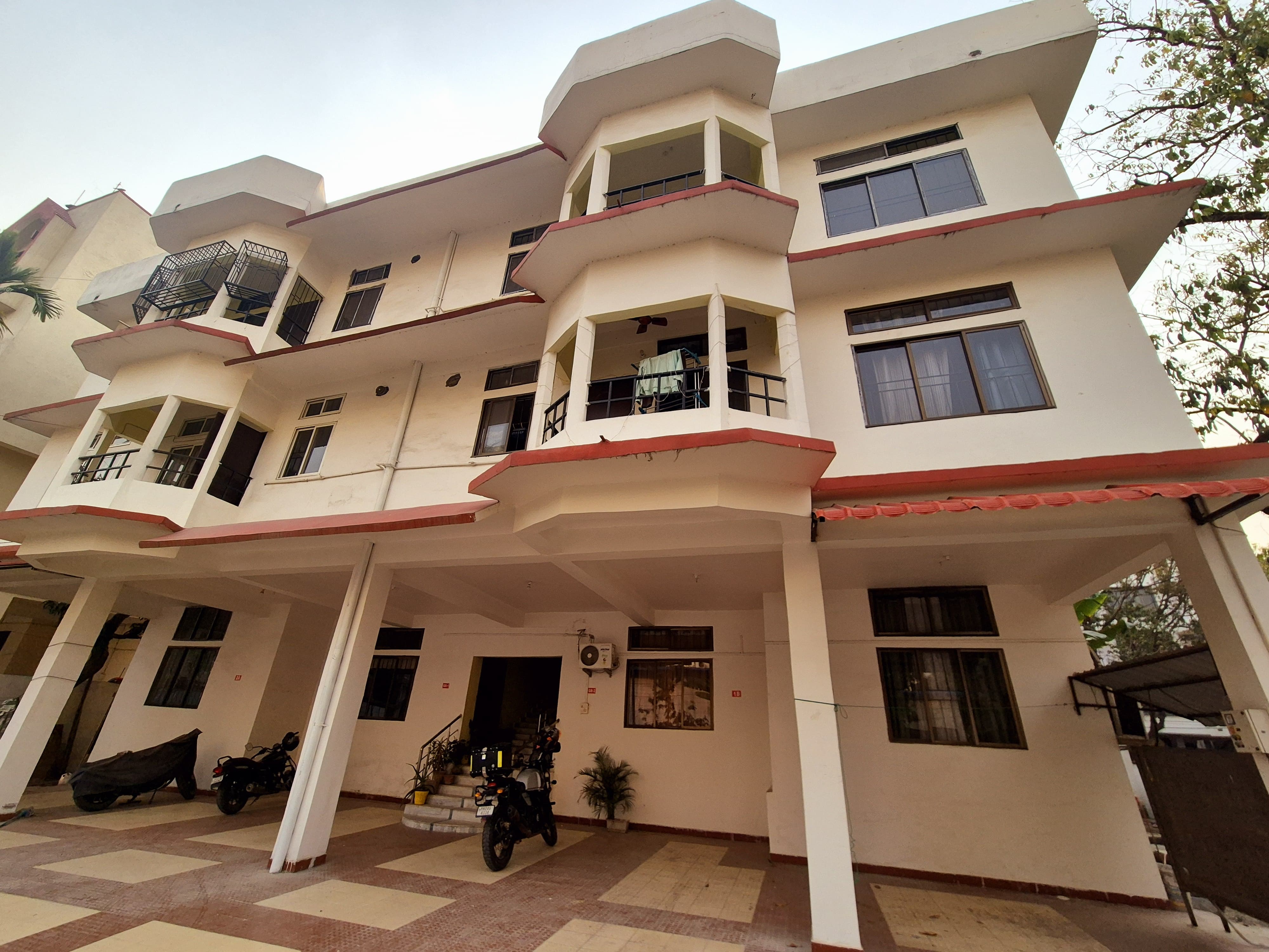 Little Woods | Zoo Road 𝗕𝗢𝗢𝗞 Guwahati Apartment