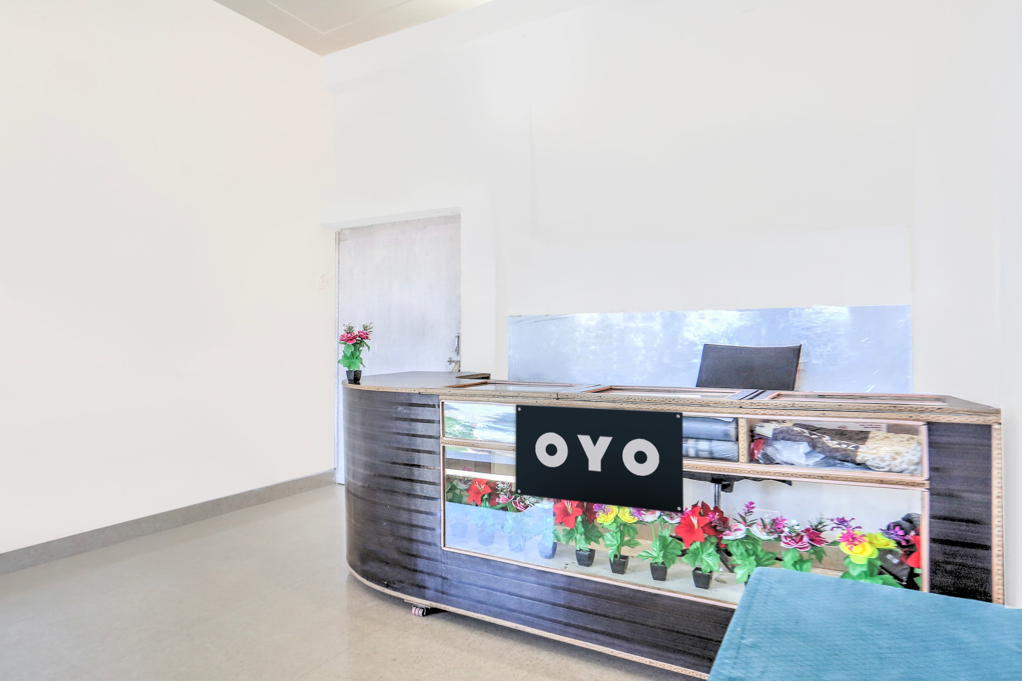 SPOT ON Hotel Vs Palace 𝗕𝗢𝗢𝗞 Bharthana Hotel