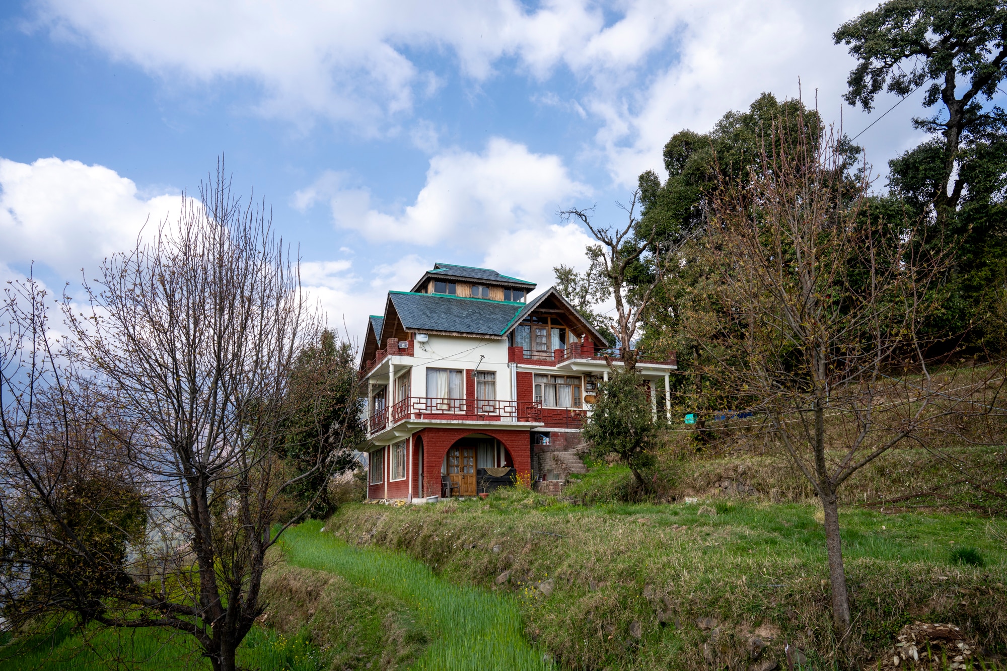 Naddi Castle Homestay 𝗕𝗢𝗢𝗞 Dharamshala Cottage