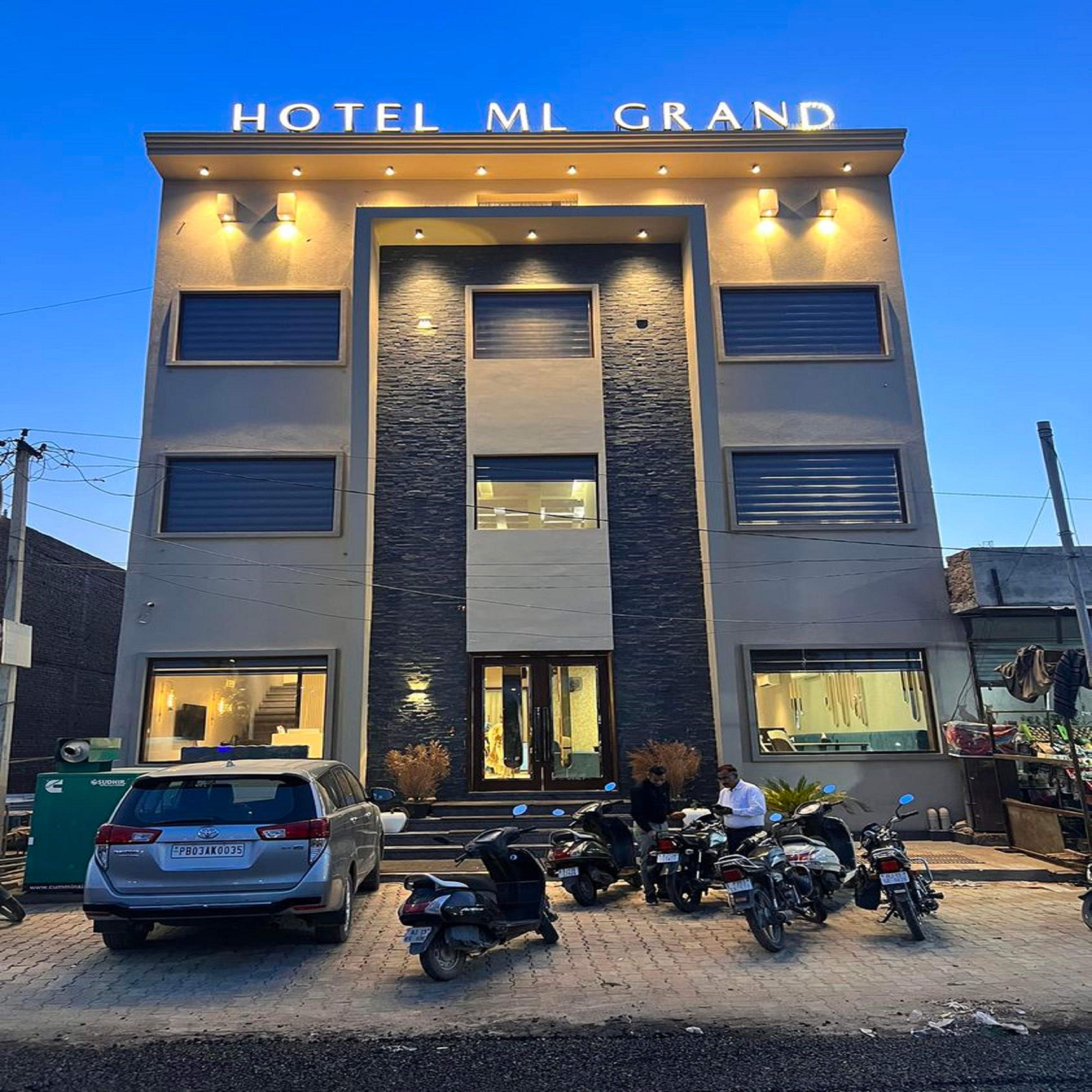 HOTEL ML GRAND 𝗕𝗢𝗢𝗞 Anupgarh Hotel