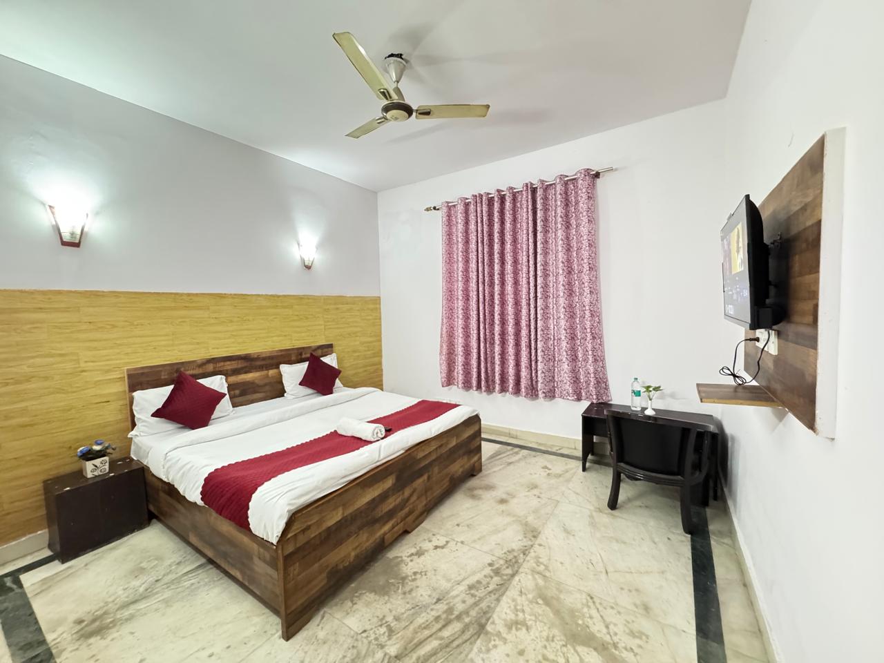 Hotel Warm Welcome 𝗕𝗢𝗢𝗞 Noida Hotel