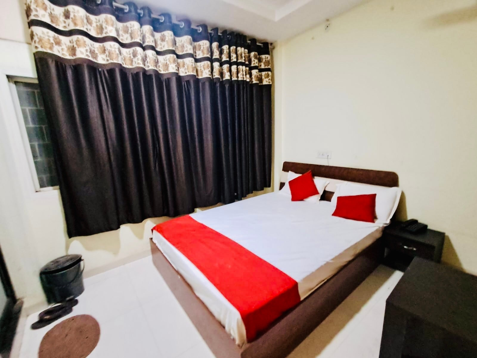 Wood--N--Stay 𝗕𝗢𝗢𝗞 Indore Hotel