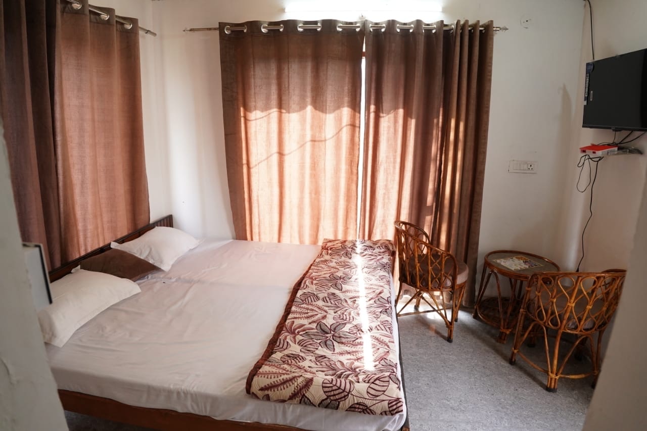 Krossroad caf and huts Jabli 𝗕𝗢𝗢𝗞 Kasauli Cottage