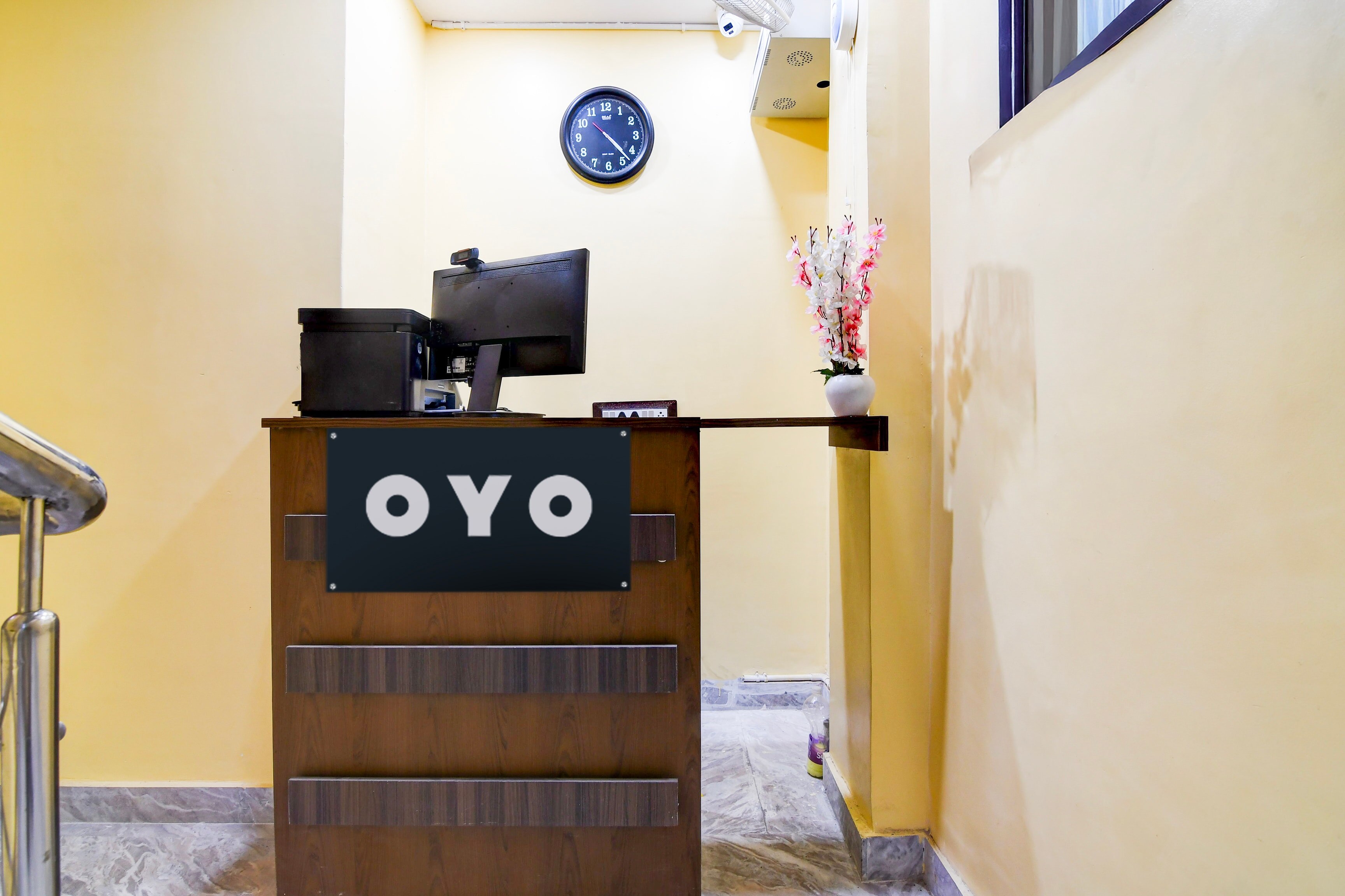 Hotel O Red Rose hotel & Restaurant 𝗕𝗢𝗢𝗞 Kolkata Hotel