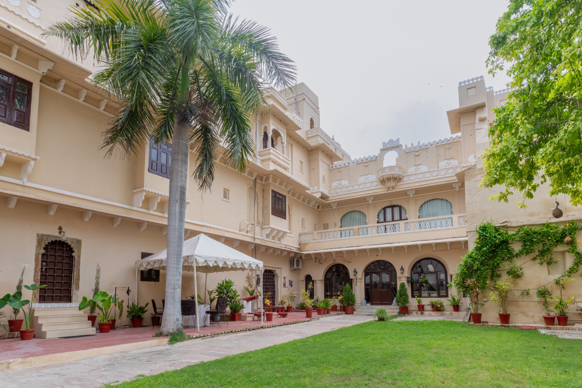 Rajmahal Palace- 446 Old stay 1 room by Homeyhuts 𝗕𝗢𝗢𝗞 Vallabh Nagar Villa