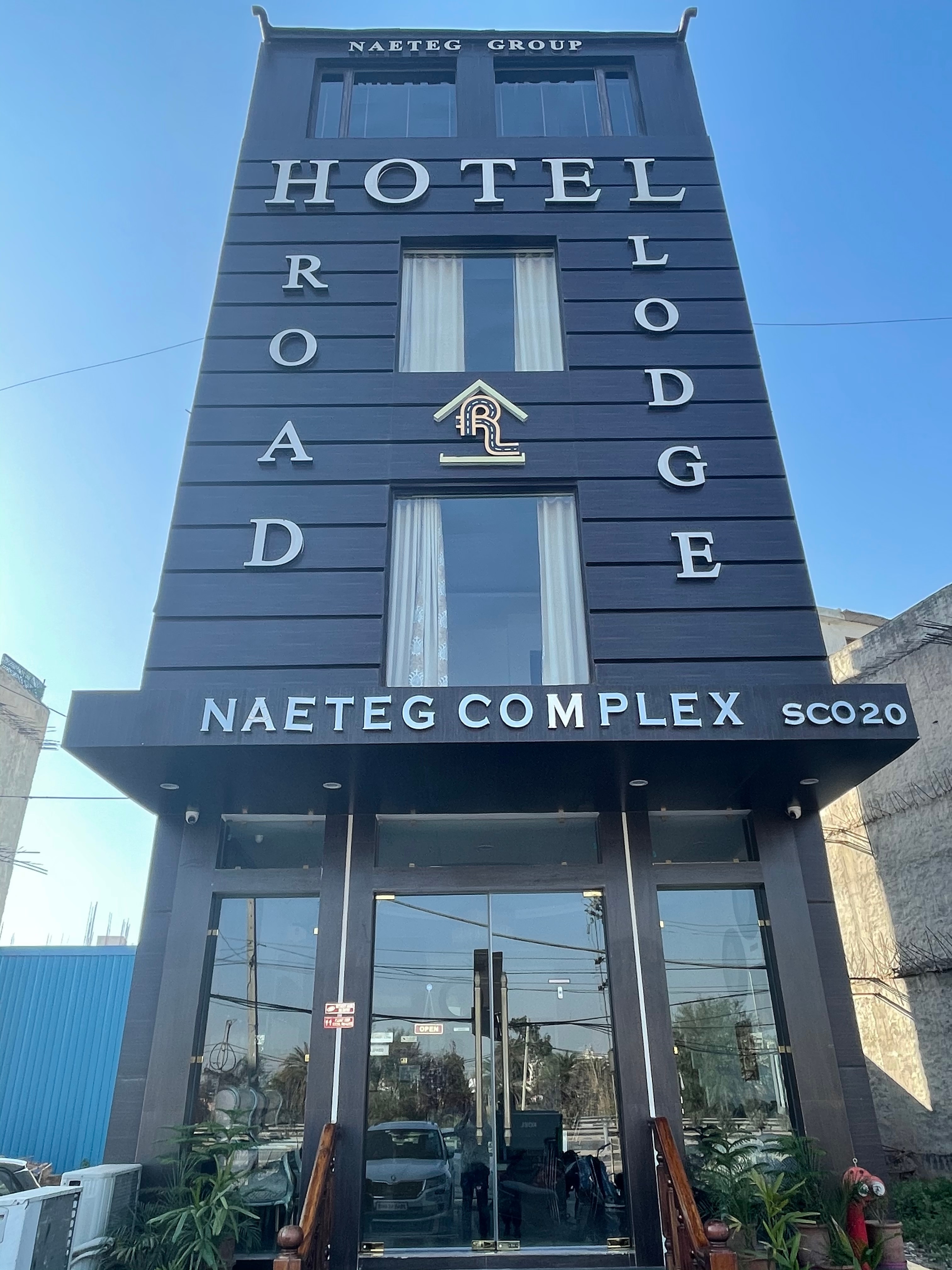 Hotel Road Lodge 𝗕𝗢𝗢𝗞 Zirakpur Hotel