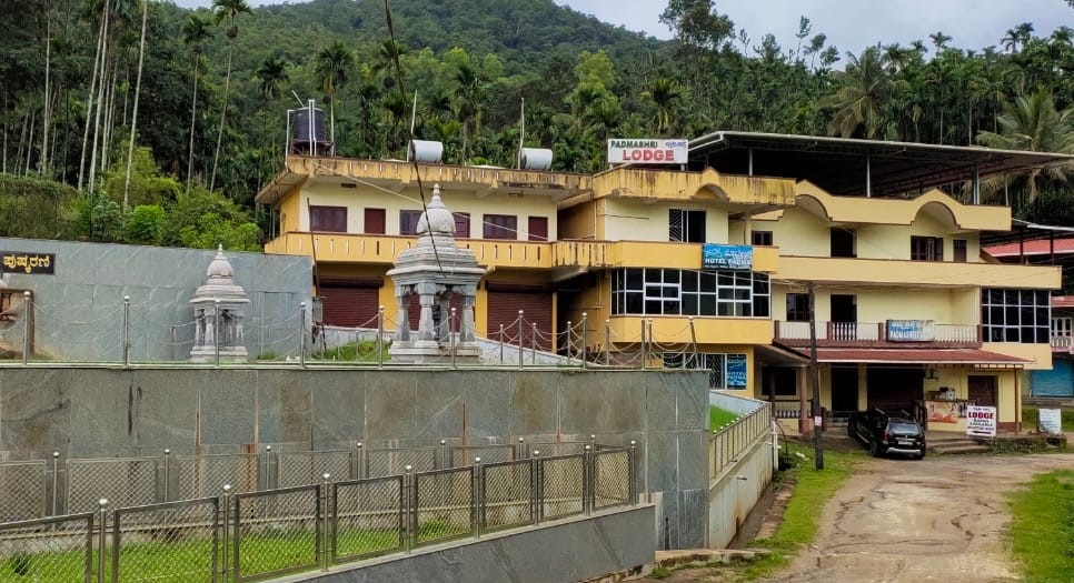 PADMASHREE LODGE 𝗕𝗢𝗢𝗞 Hornadu Hotel