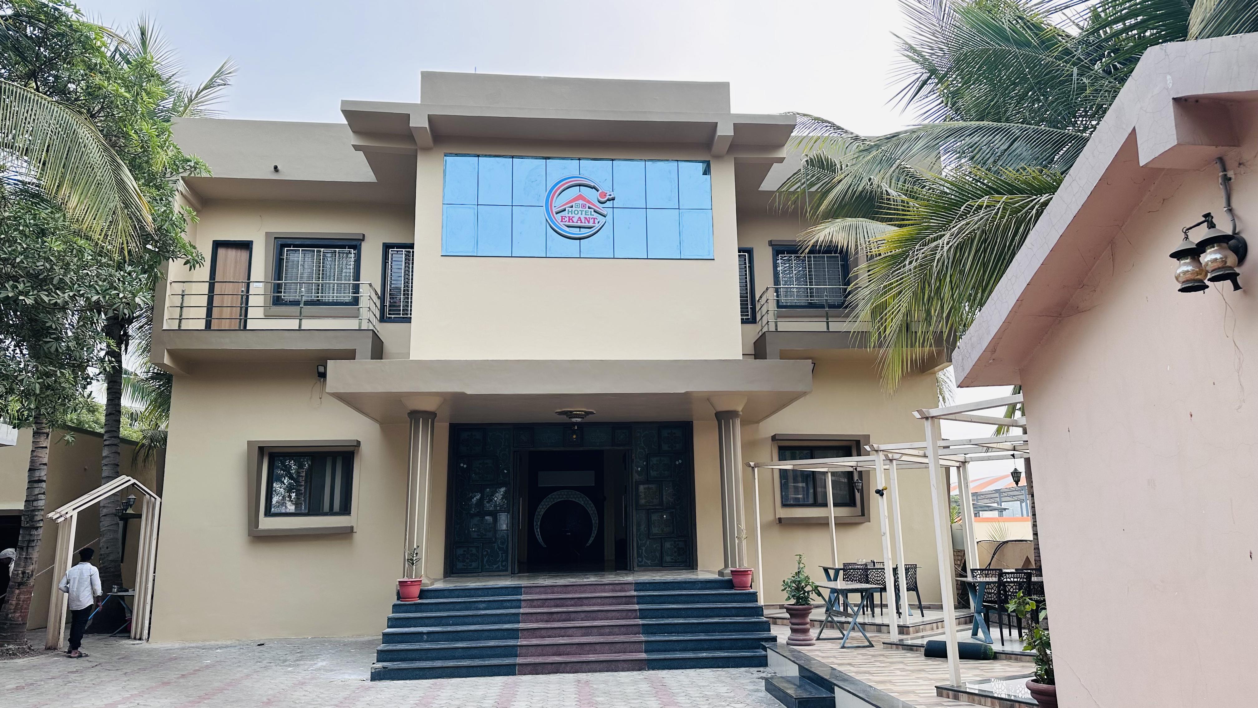 HOTEL EKANT FAMILY RESTAURANT AND LODGING 𝗕𝗢𝗢𝗞 Chhatrapati ...