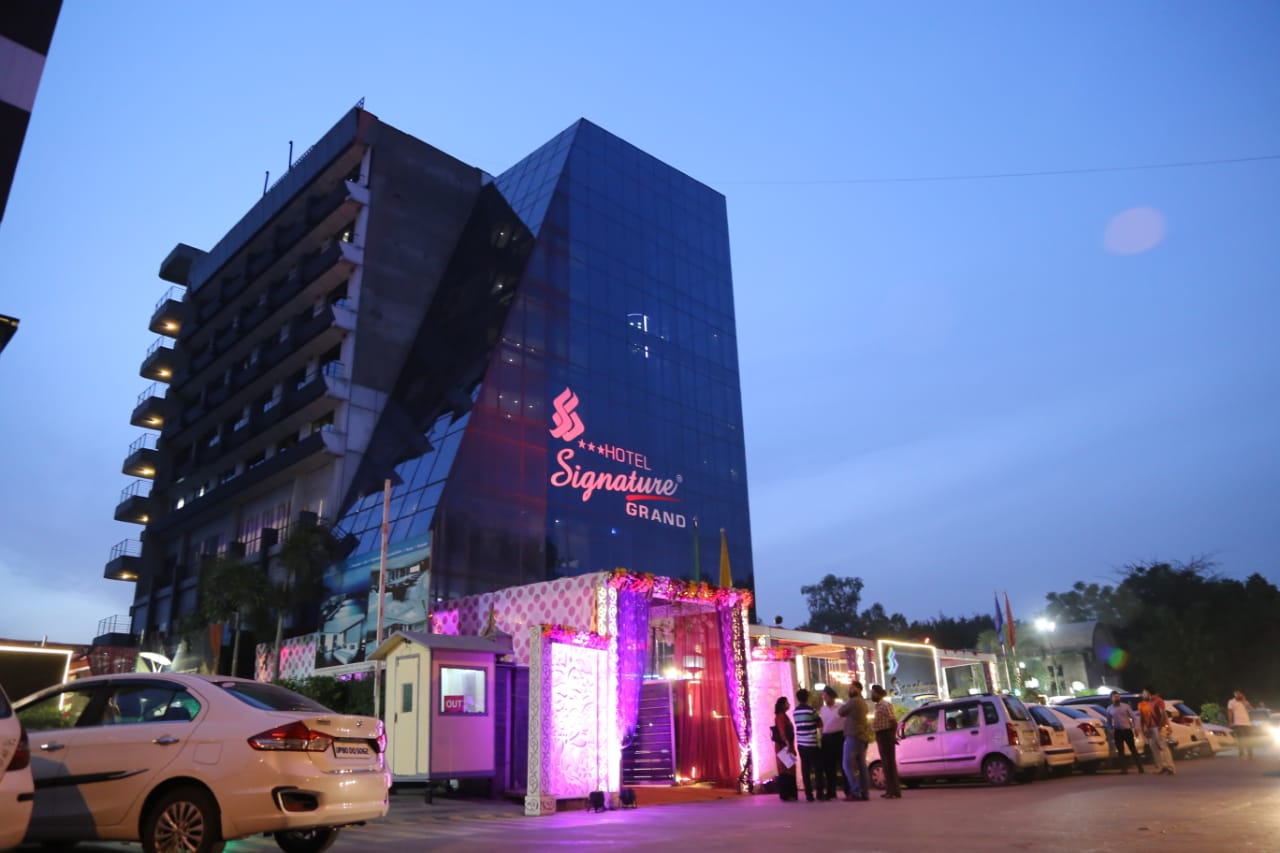 Hotel Signature Grand 𝗕𝗢𝗢𝗞 Delhi Hotel
