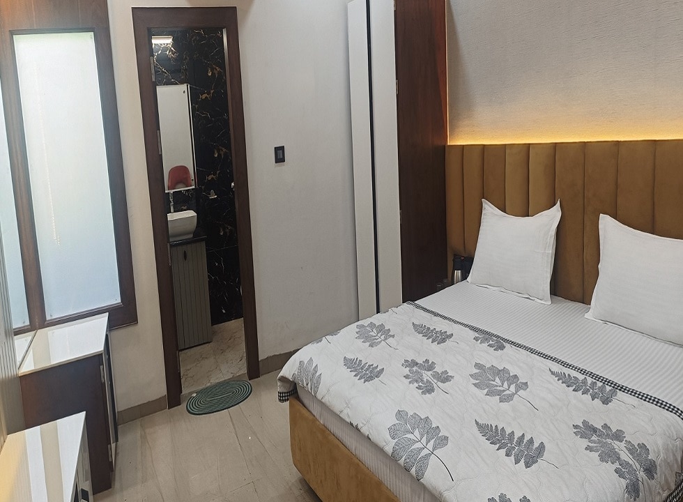 Sadhana Palace 𝗕𝗢𝗢𝗞 Mathura Hotel