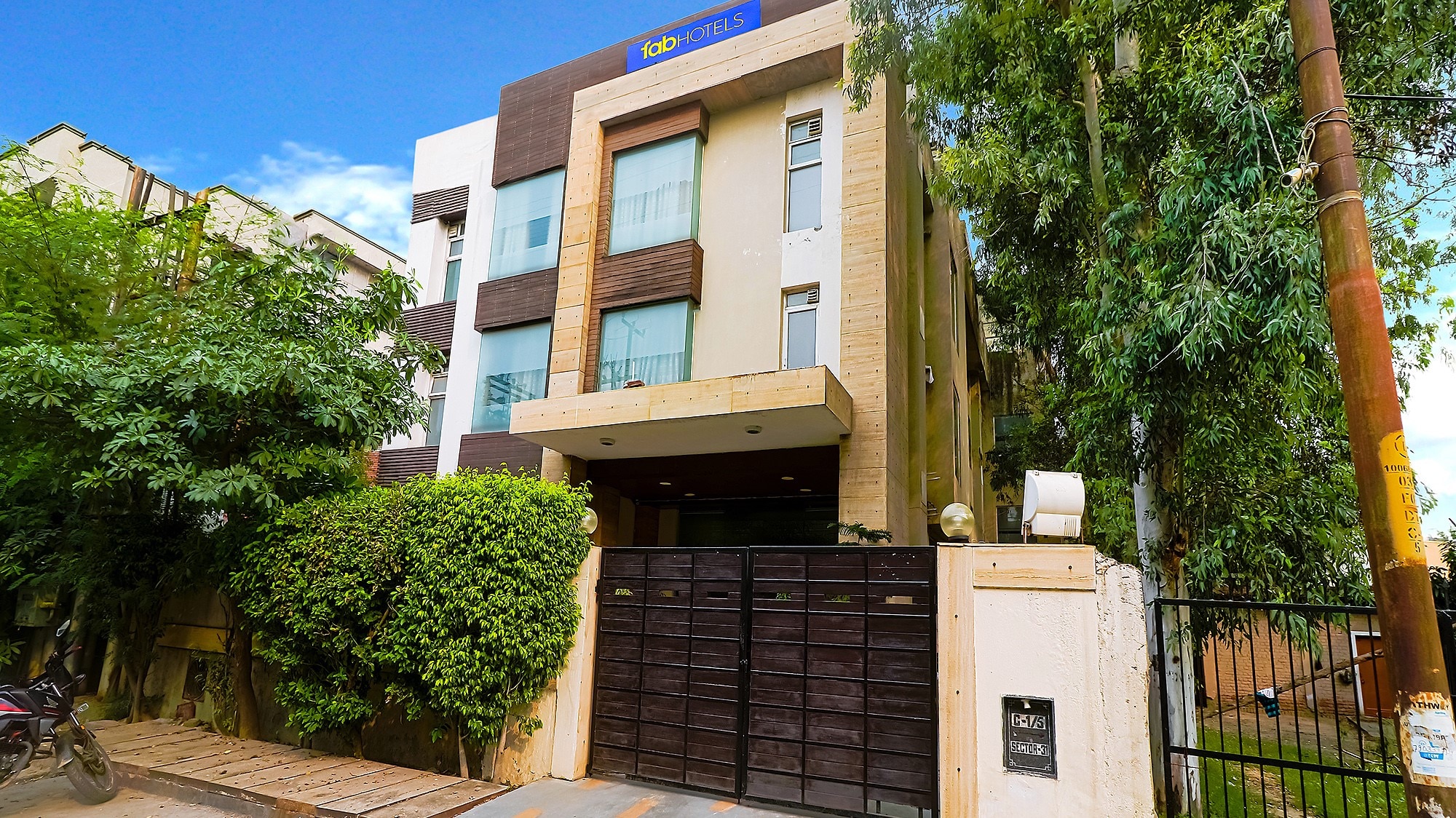 Via Merriment City 𝗕𝗢𝗢𝗞 Noida Hotel