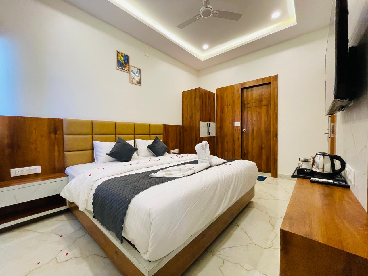 Hotel Paradise Inn Cafe & Restro Udaipur - Reviews, Photos & Offer