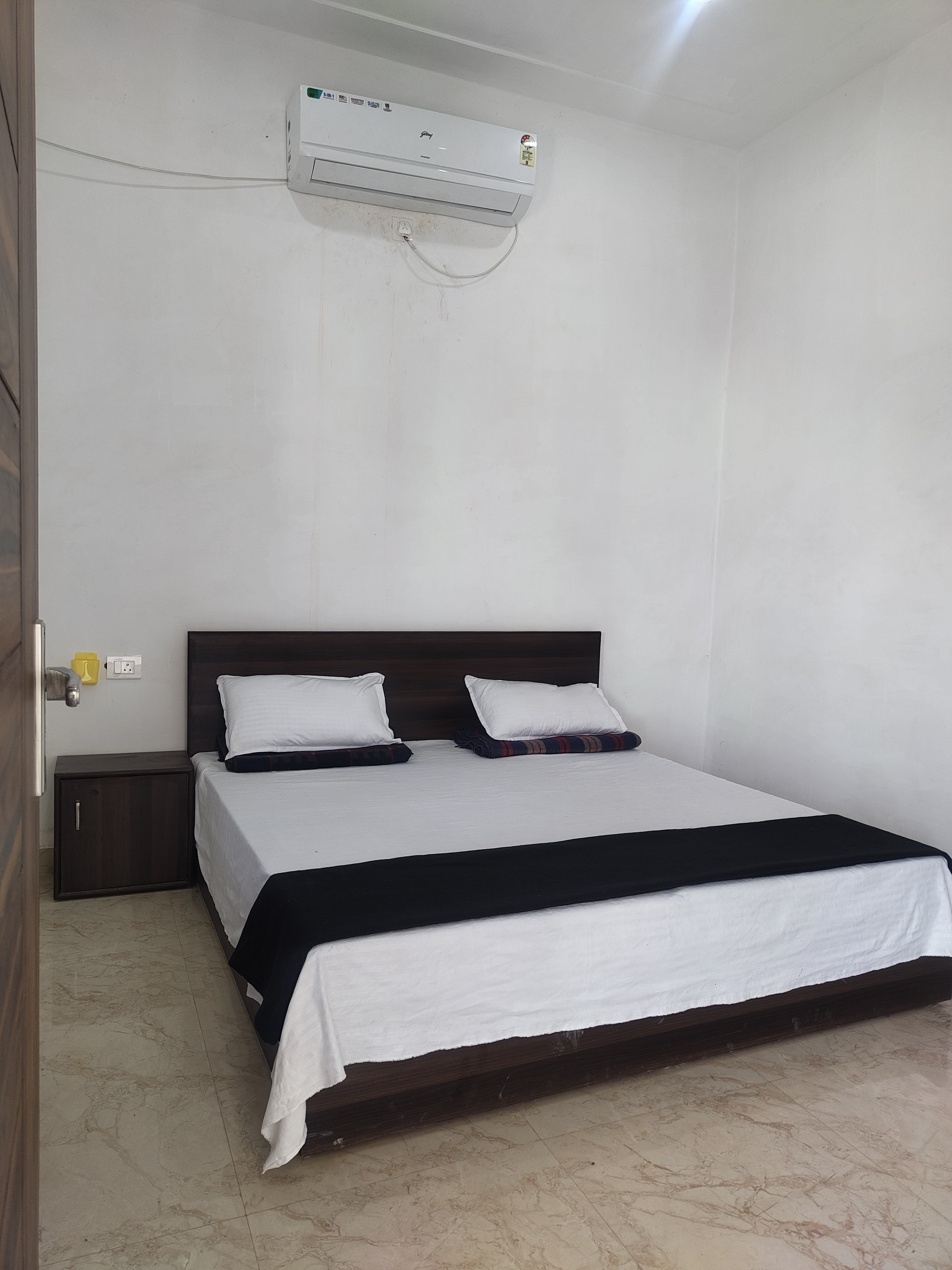 Tosh Guest House And Gusai ji Restaurant 𝗕𝗢𝗢𝗞 Chhata Hotel