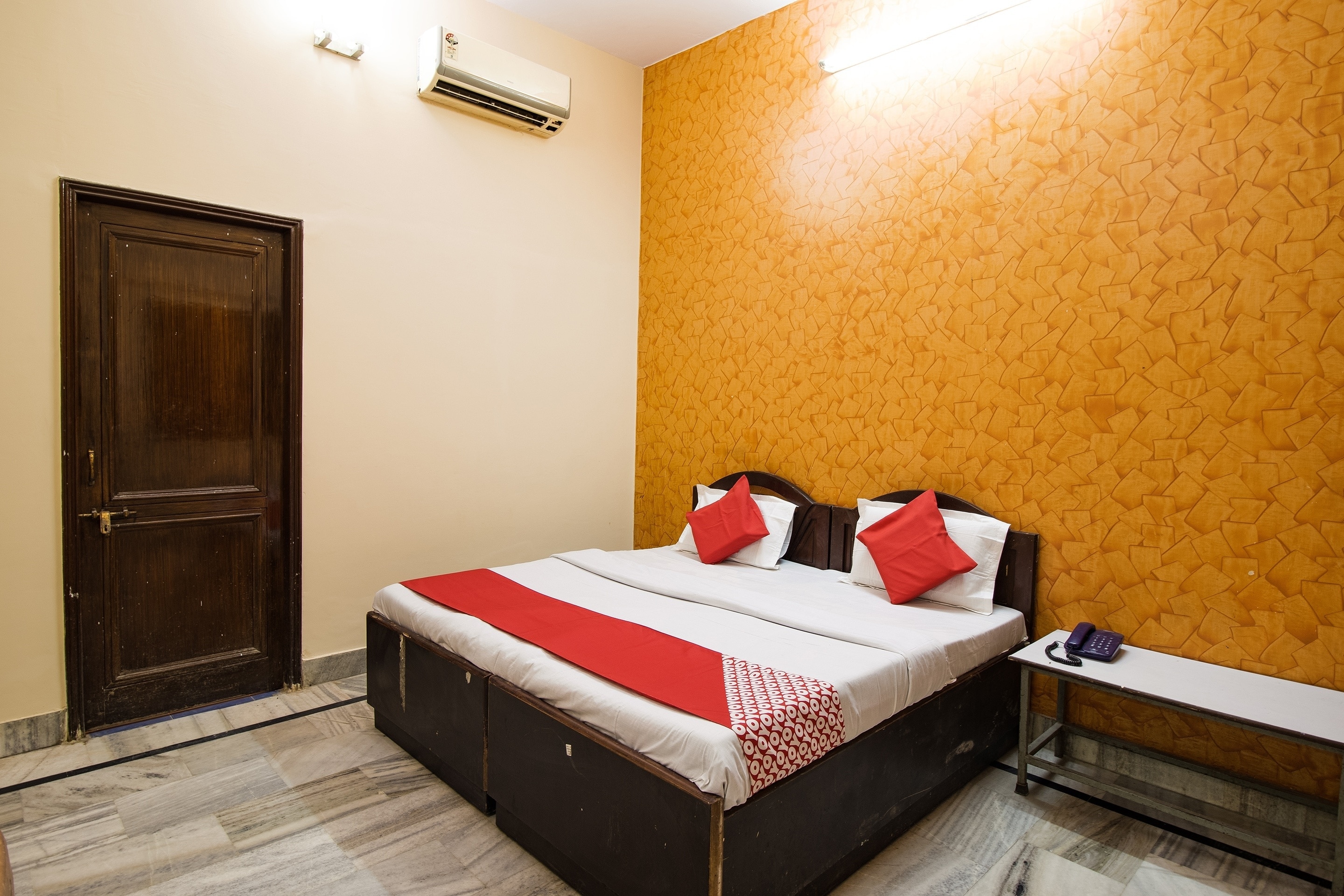 Hotel O Mukund Resort 𝗕𝗢𝗢𝗞 Mathura Hotel