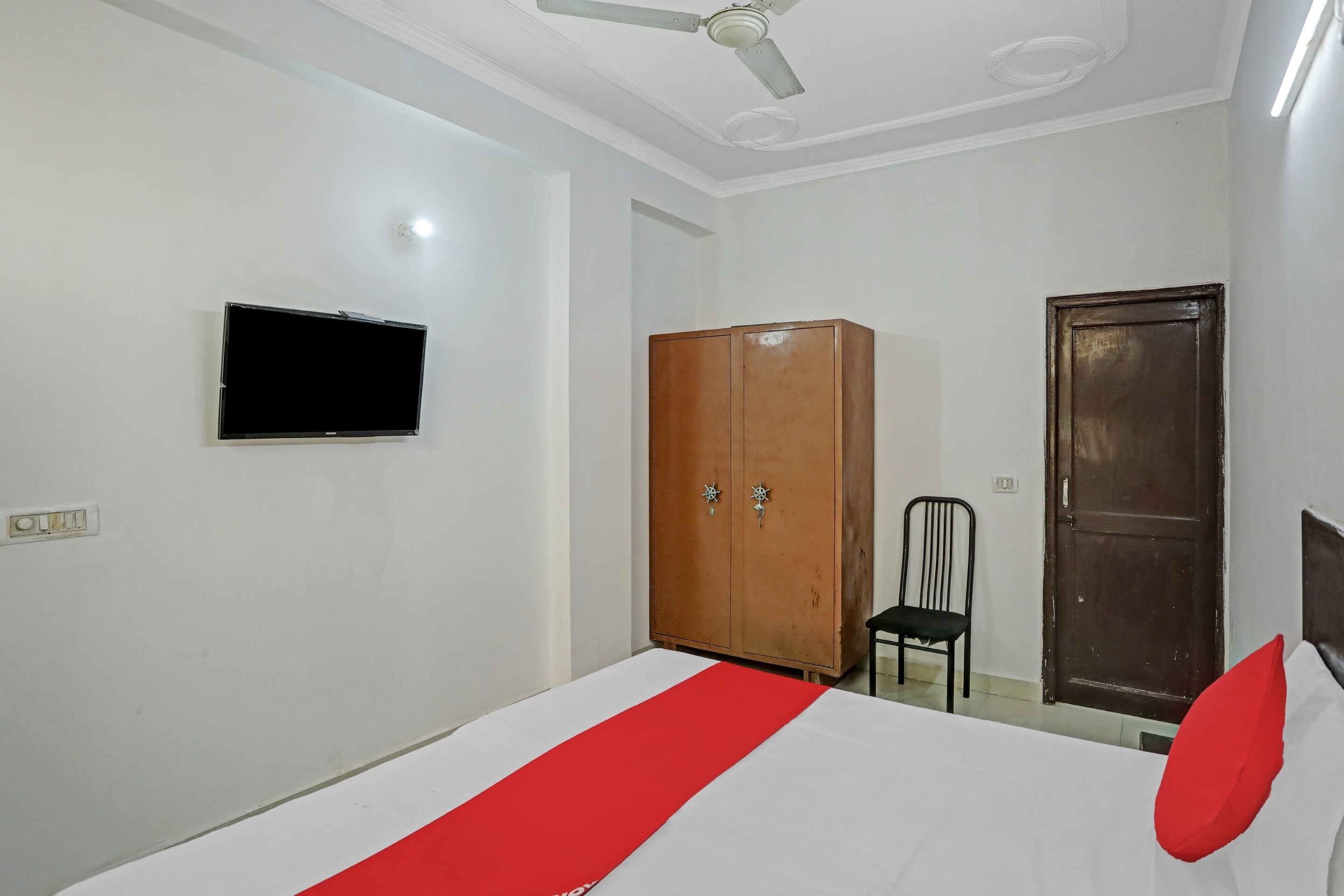 Hotel O Live Ur Style Near Noida Sector Metro Station 𝗕𝗢𝗢𝗞 Noida Hotel