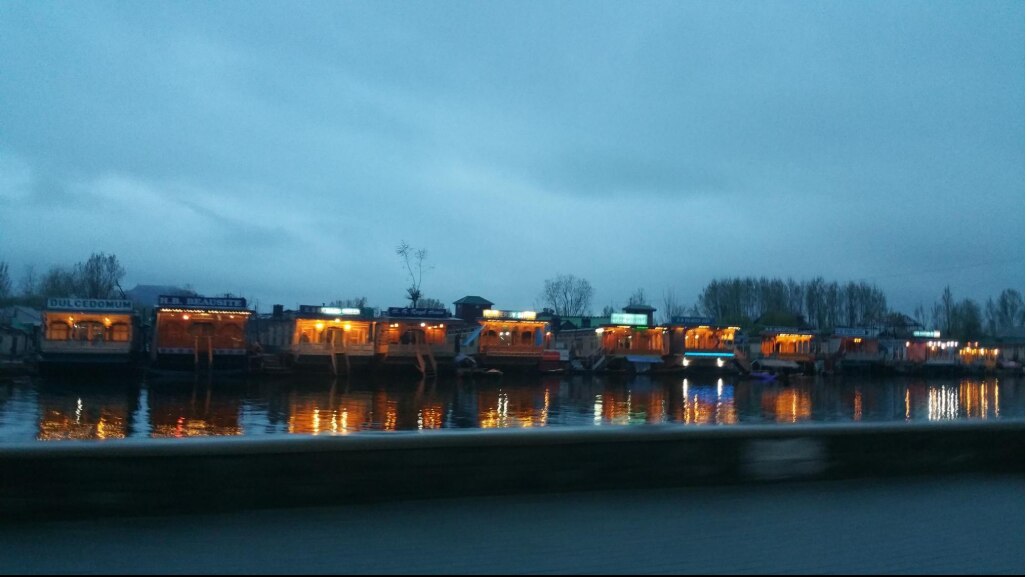 New minivet houseboat 𝗕𝗢𝗢𝗞 Srinagar Houseboat