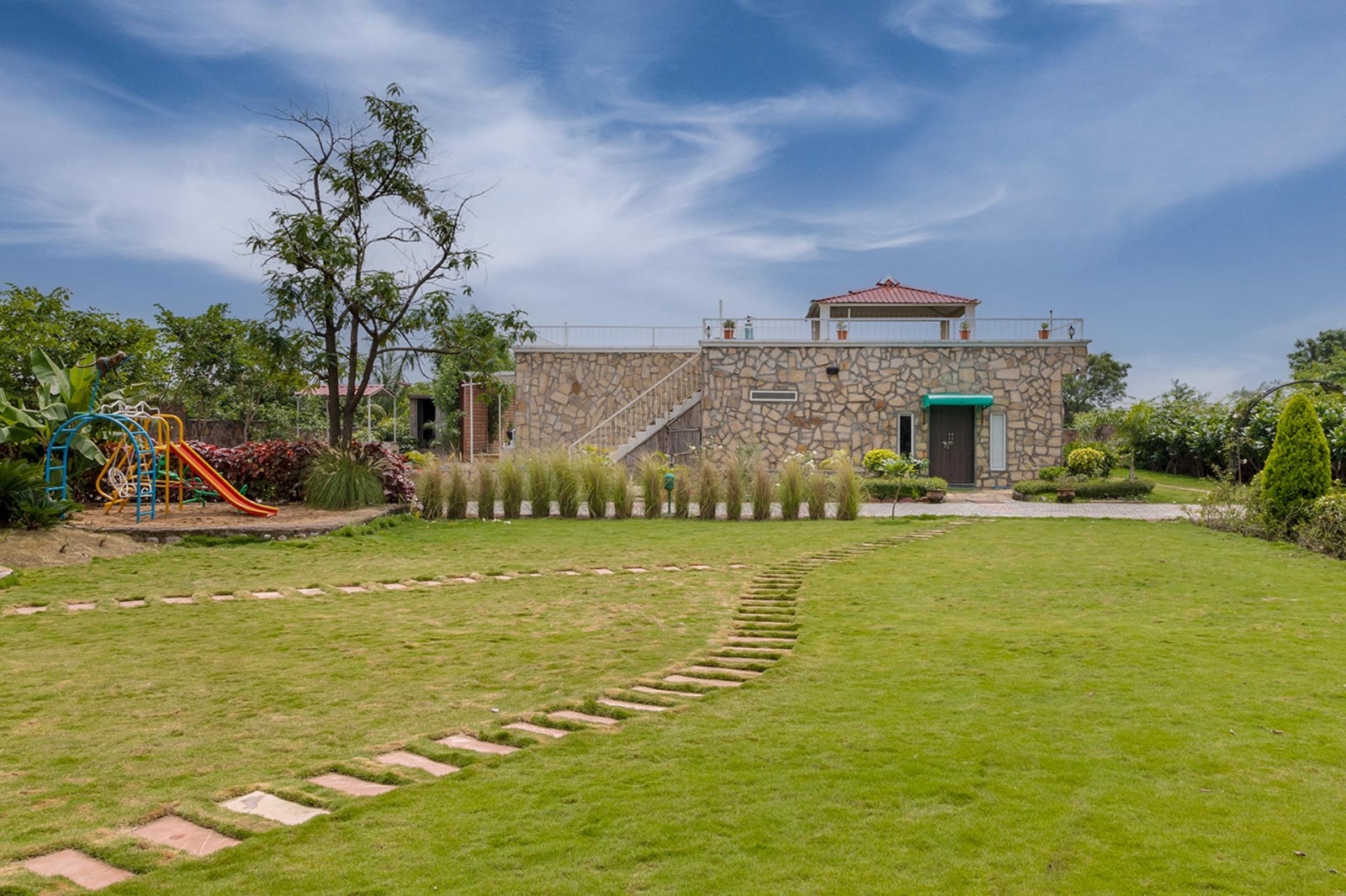 The Guliver farmhouse 𝗕𝗢𝗢𝗞 Bhopal Farm House