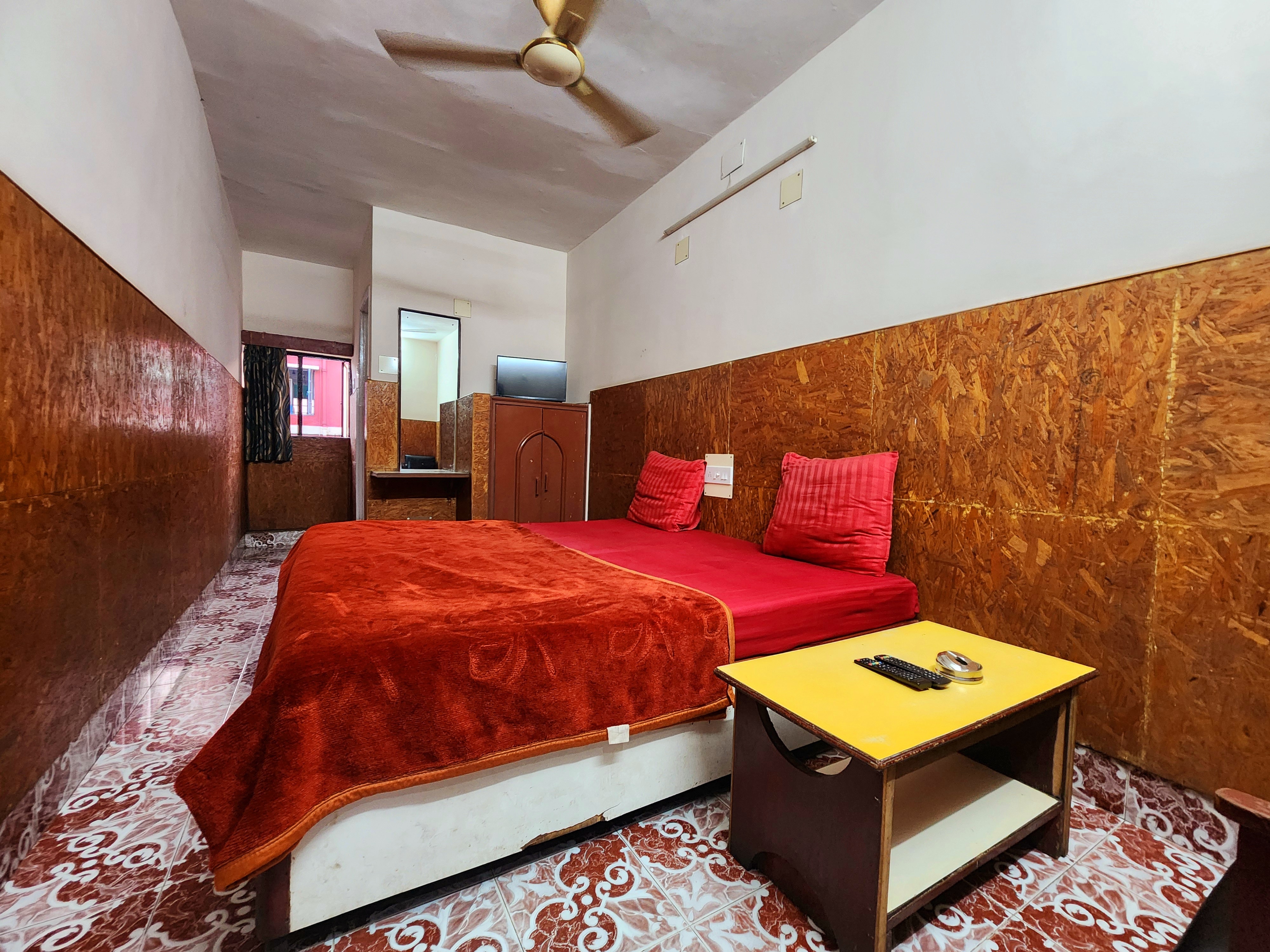 Meena Guest House 𝗕𝗢𝗢𝗞 Kolkata Hotel
