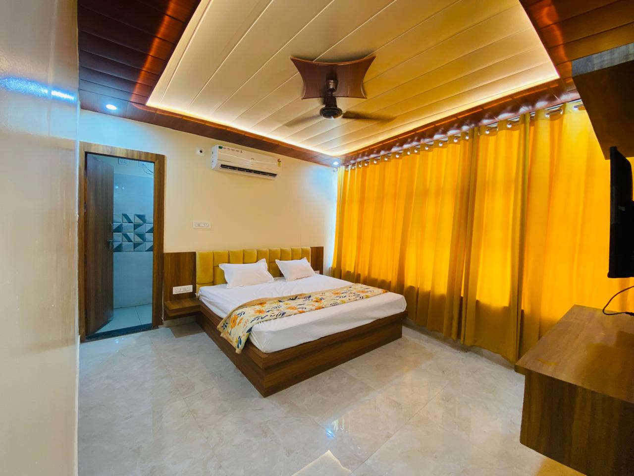 Rooms of THE RAMAN PALACE -A BUDGET HOTEL - Guest House in Mathura