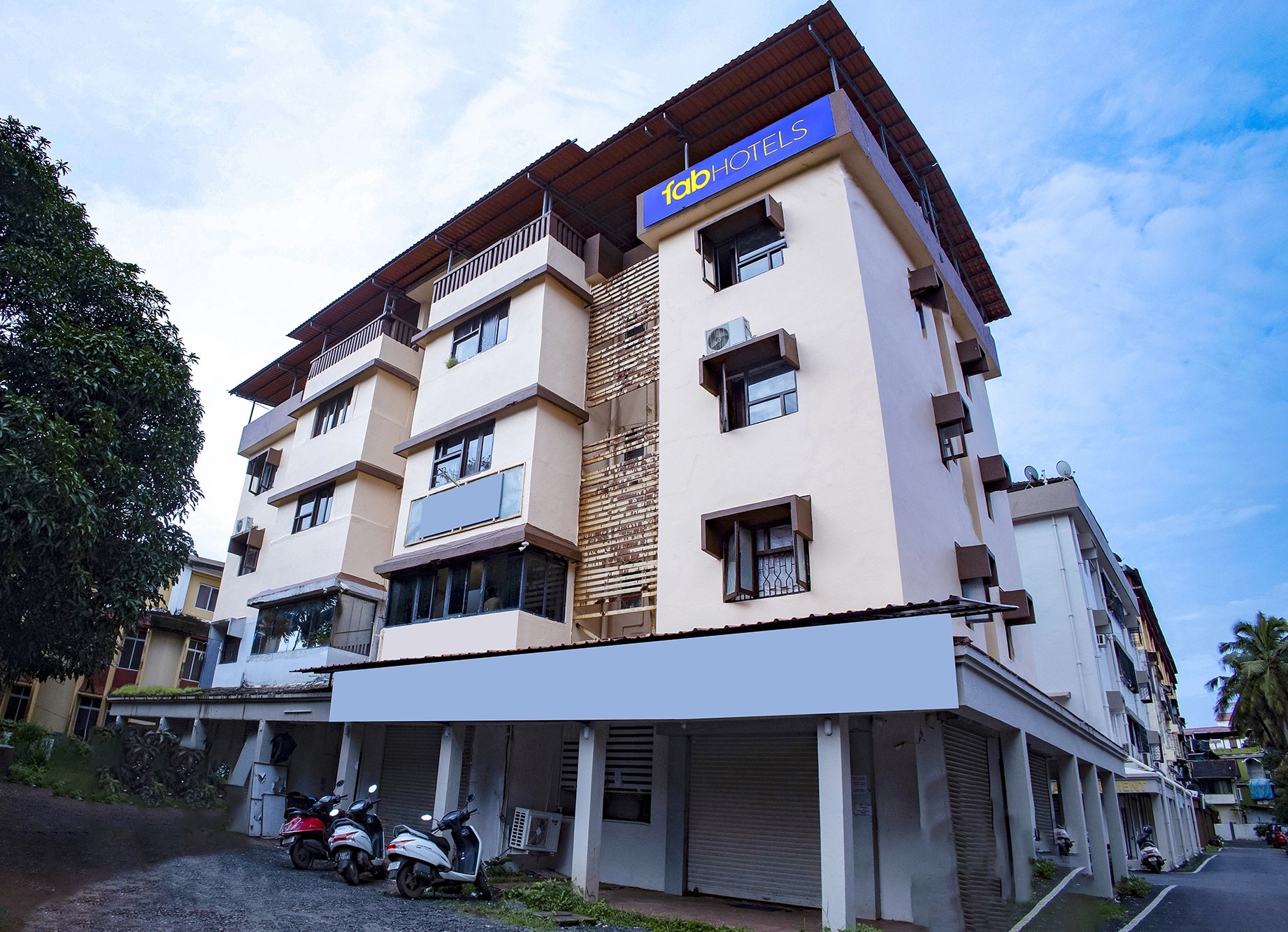 FabHotel Comfort Stays - Nr. Miramar Beach 𝗕𝗢𝗢𝗞 Goa Hotel