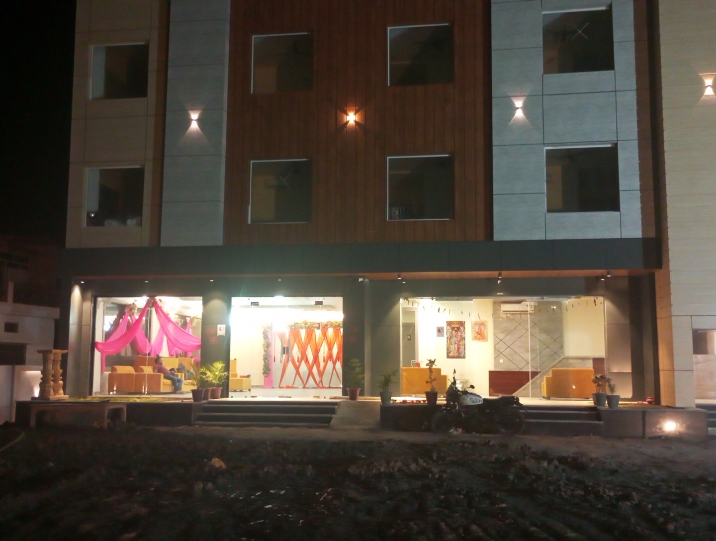 Hotel Narendra Paradise 𝗕𝗢𝗢𝗞 Gauriganj Hotel