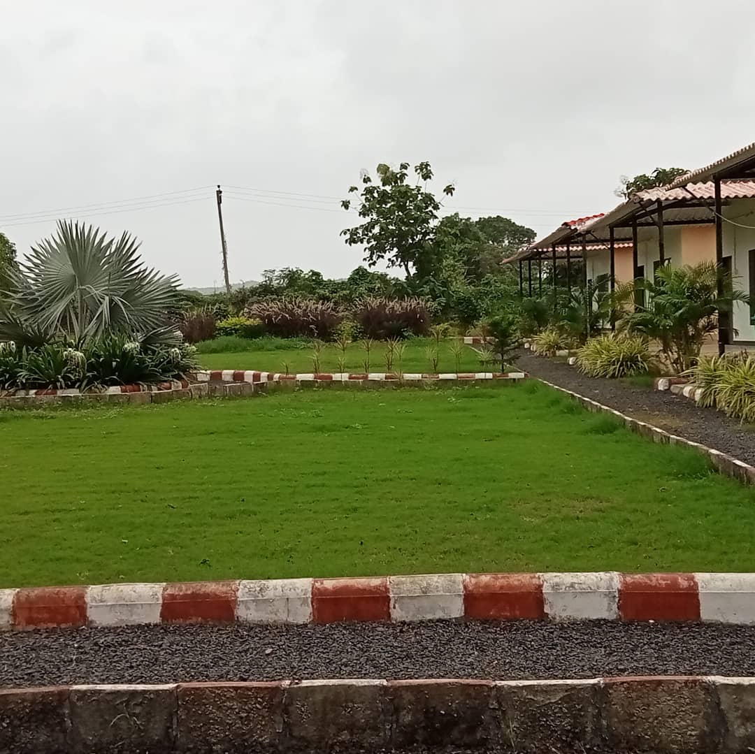 Red Villa Farmhouse 𝗕𝗢𝗢𝗞 Sasan Gir Villa