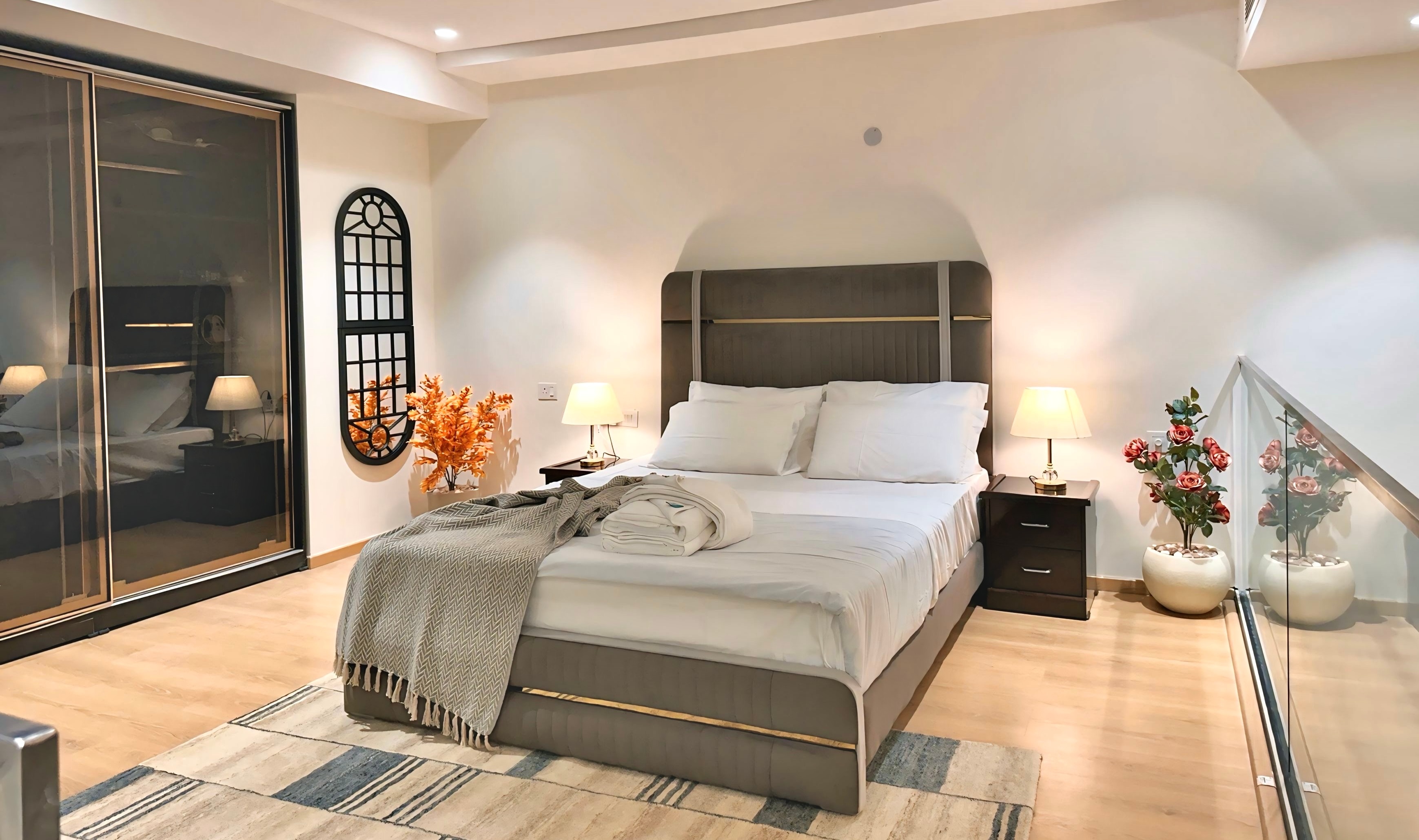 Bridgerton Autumn Luxury Duplex with Balcony 𝗕𝗢𝗢𝗞 Gurgaon Apartment