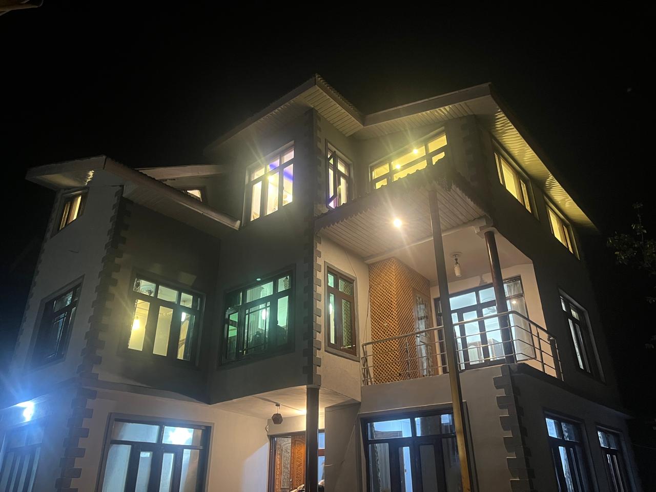 Al Mubeen- For Families Only 𝗕𝗢𝗢𝗞 Srinagar Homestay