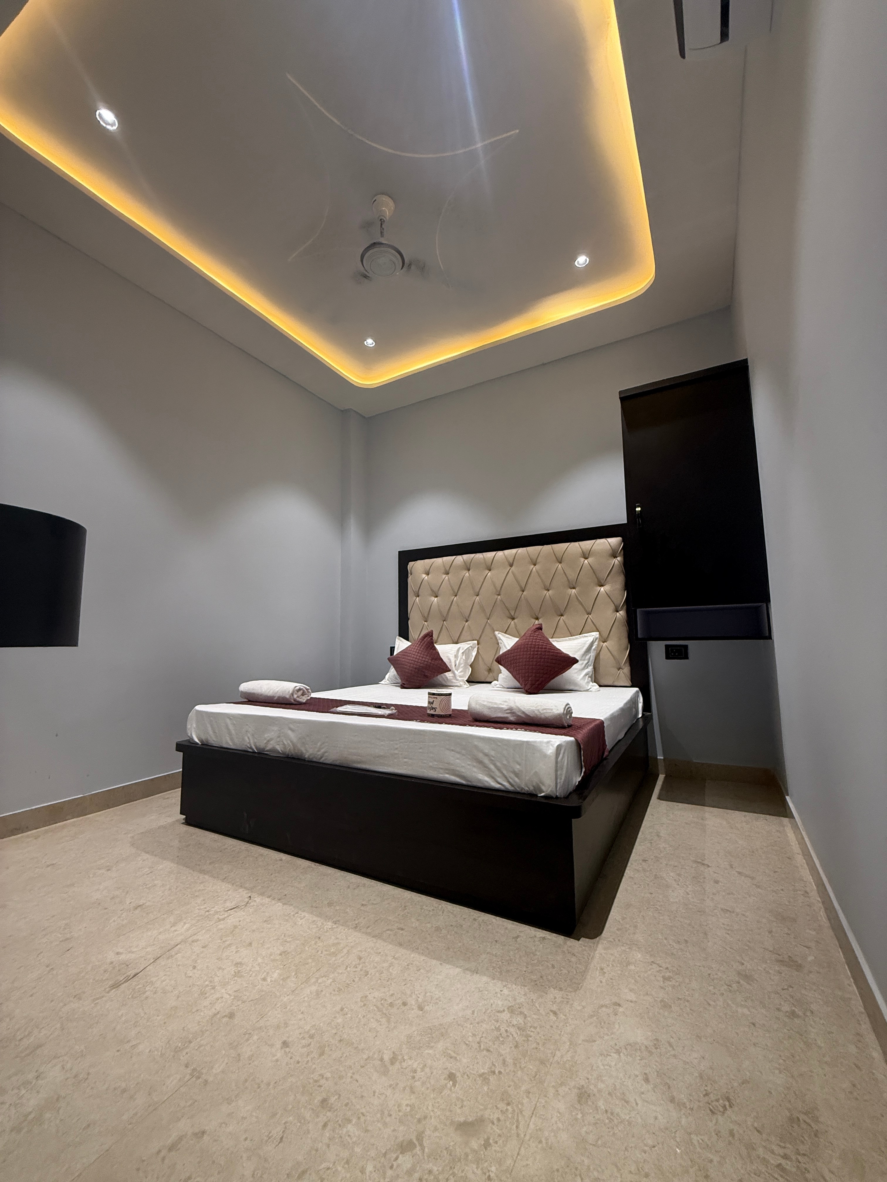Asahi P Guest House 𝗕𝗢𝗢𝗞 Varanasi Homestay