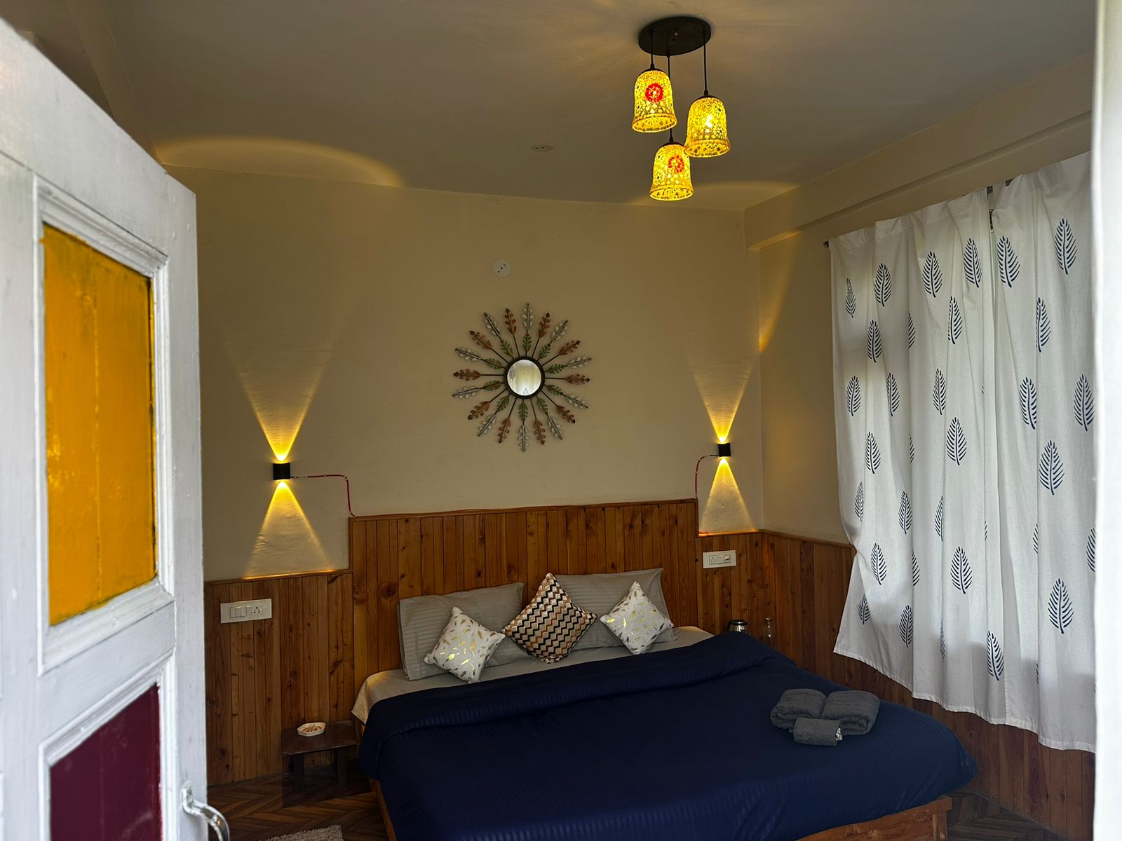 Eleven:11 Cafe and Stay 𝗕𝗢𝗢𝗞 Jibhi Hostel