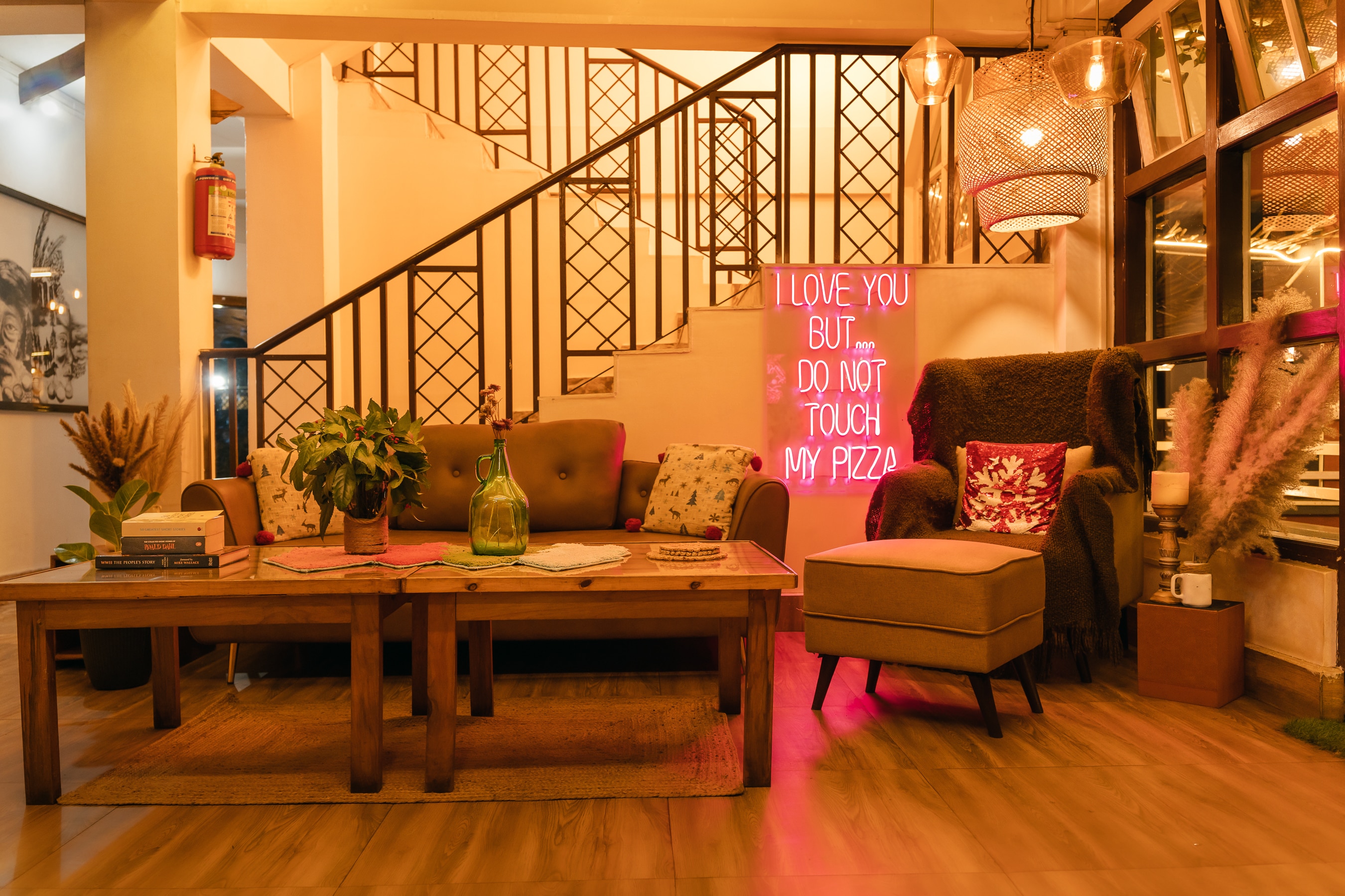 Living Roof | Terrace Cafe with Mountain View 𝗕𝗢𝗢𝗞 Shillong Homestay