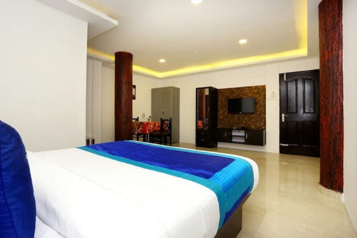 Emza Residency 𝗕𝗢𝗢𝗞 Cochin Hotel