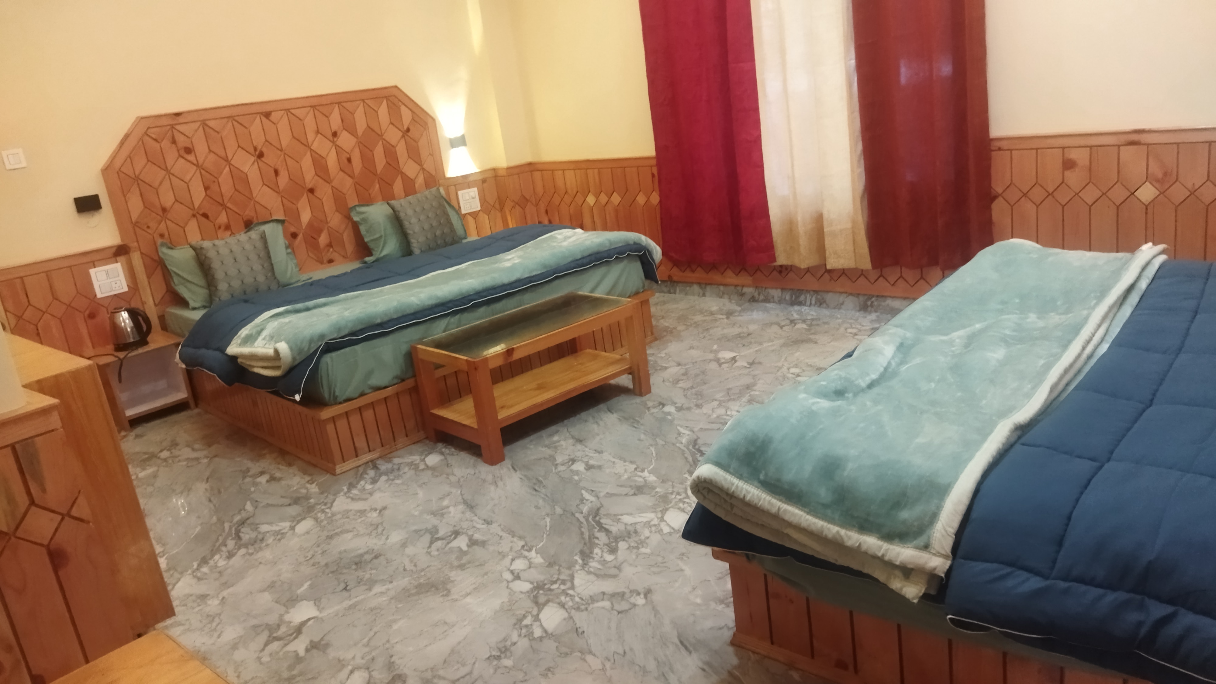 Wood packer 𝗕𝗢𝗢𝗞 Kasol Homestay