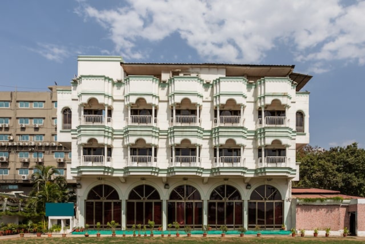 HOTEL GIRDHAR MAHAL 𝗕𝗢𝗢𝗞 Indore Guest House