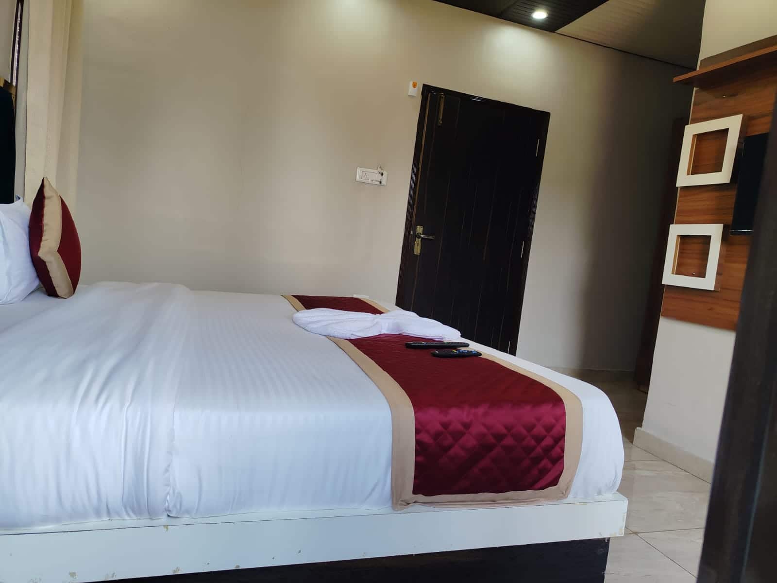 Hotel full moon night and restaurant 𝗕𝗢𝗢𝗞 Dalhousie Hotel