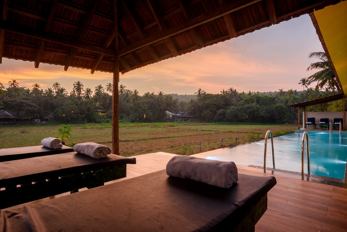 Cozy Poolside Retreat with Farm Views near Beach 𝗕𝗢𝗢𝗞 Goa Homestay