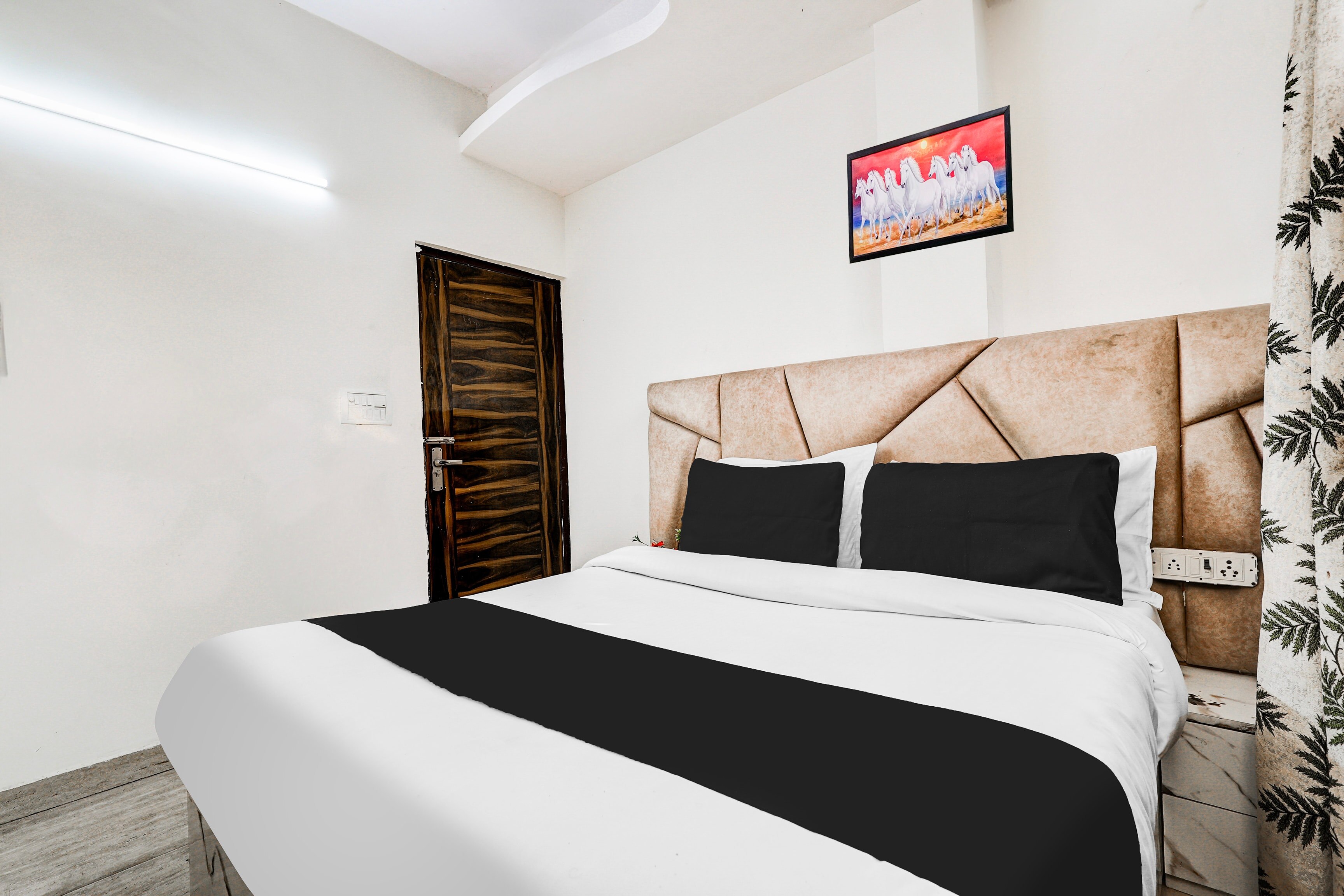 Hotel O Clock Tower Inn 𝗕𝗢𝗢𝗞 Delhi Hotel