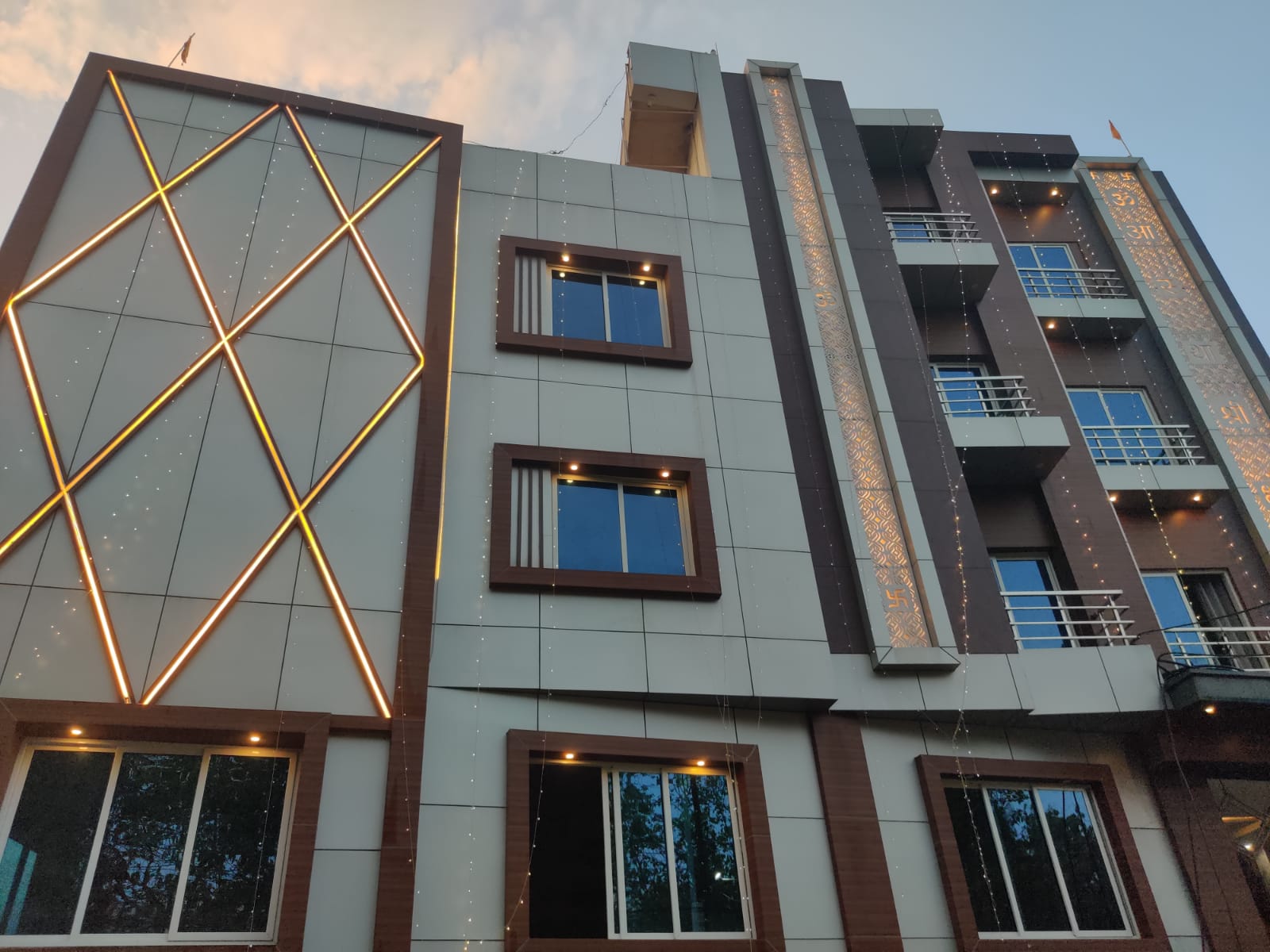 Hotel Aastha Shree Dham 𝗕𝗢𝗢𝗞 Lucknow Hotel