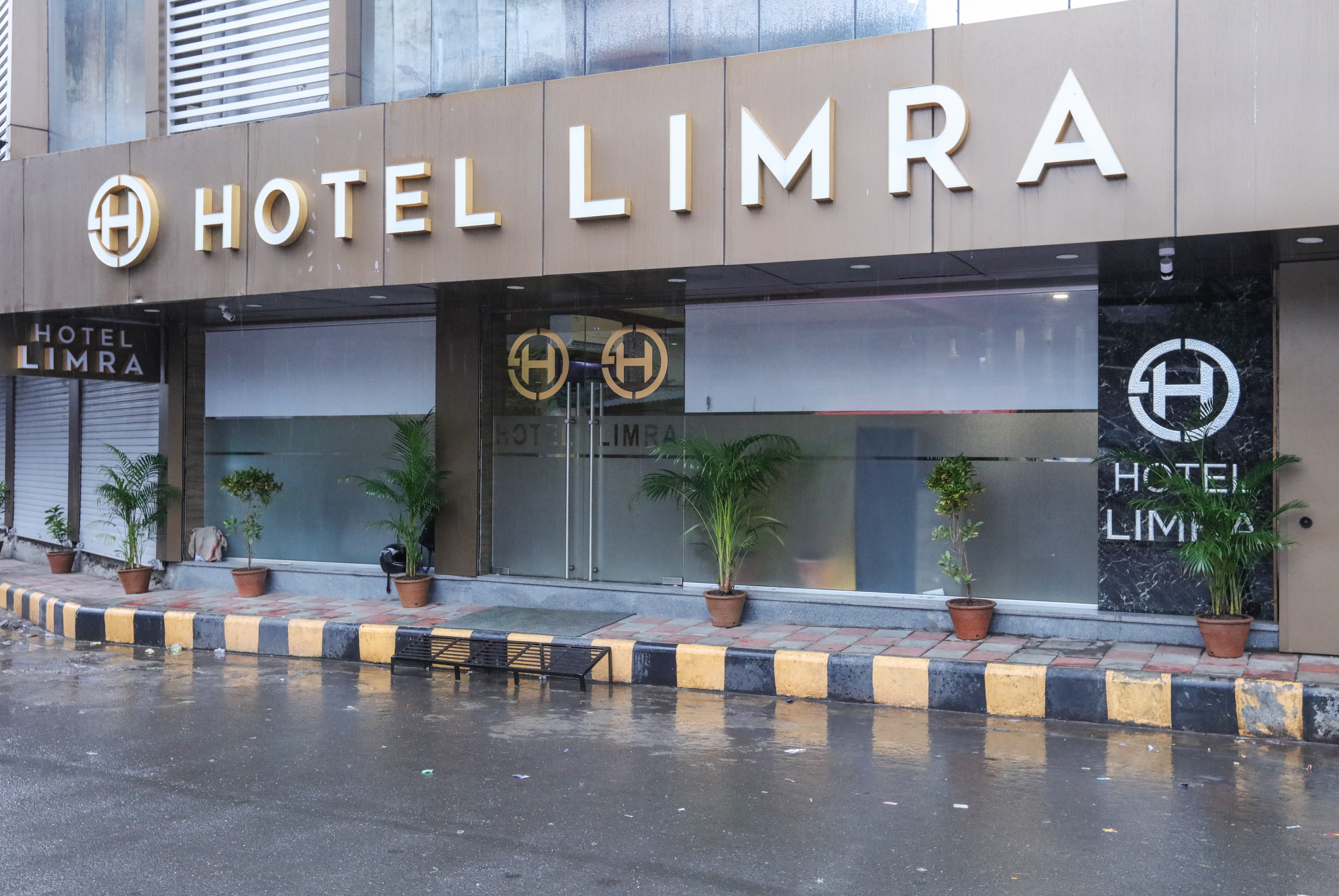 Hotel Limra 𝗕𝗢𝗢𝗞 Surat Hotel