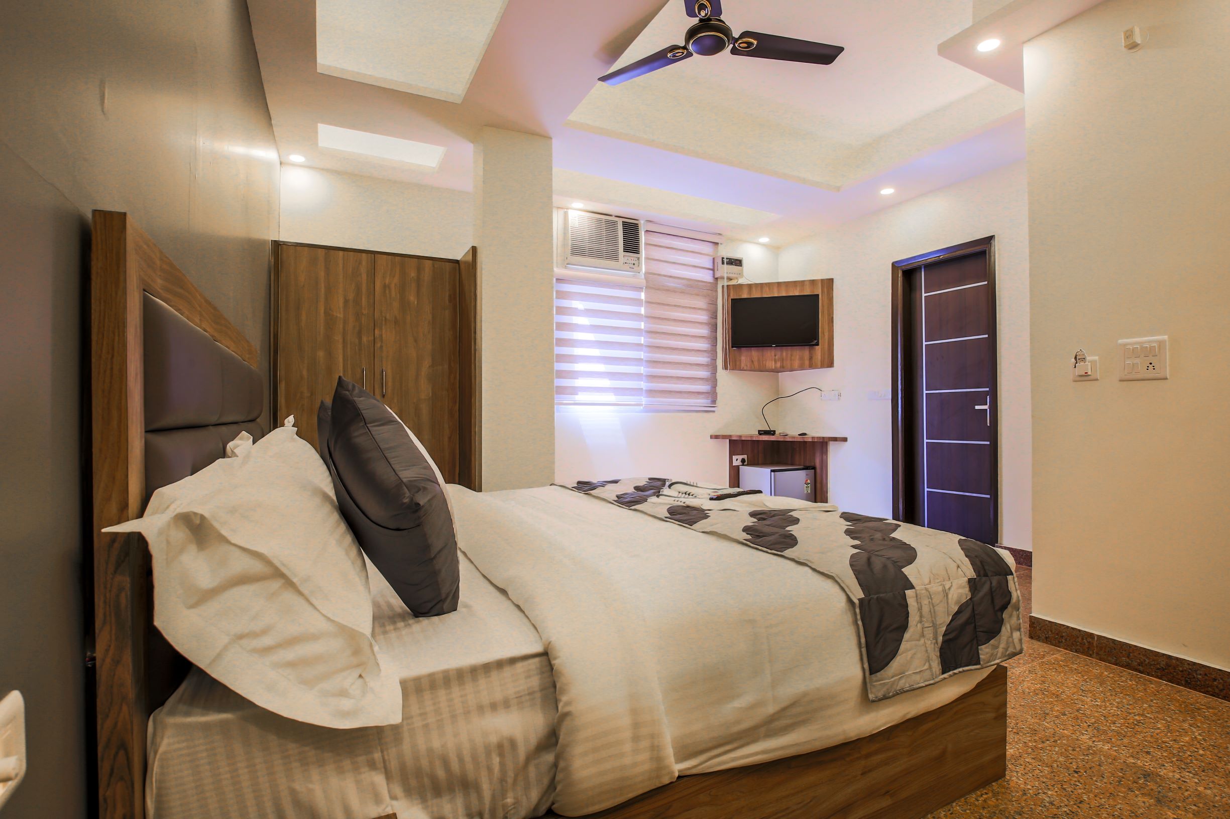 EMBELLISH INN 𝗕𝗢𝗢𝗞 Delhi Hotel