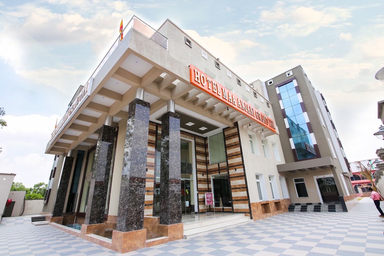 Hotel Maa Anjani Grand Inn 𝗕𝗢𝗢𝗞 Shikohabad Hotel