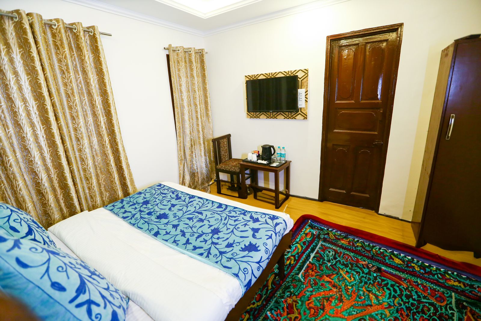 Hotel Ashiyana 𝗕𝗢𝗢𝗞 Srinagar Hotel
