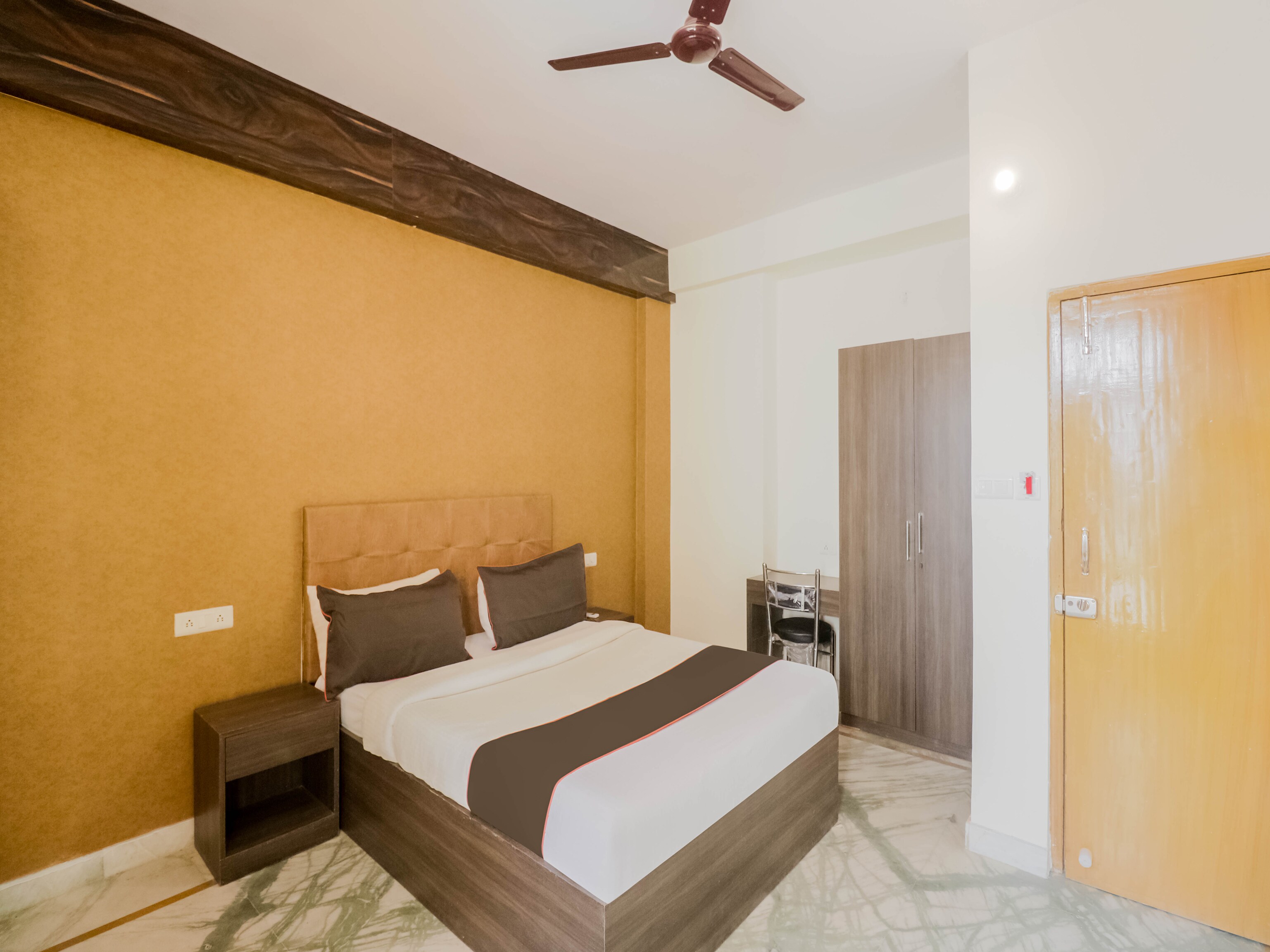 Collection O Kewal Palace Hyderabad Gate Varanasi - Reviews, Photos & Offer