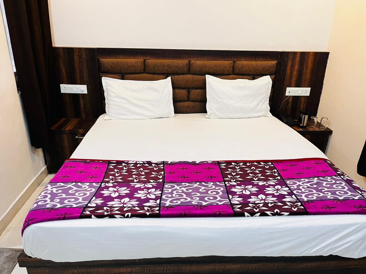 Hotel Wisteria 𝗕𝗢𝗢𝗞 Haridwar Hotel