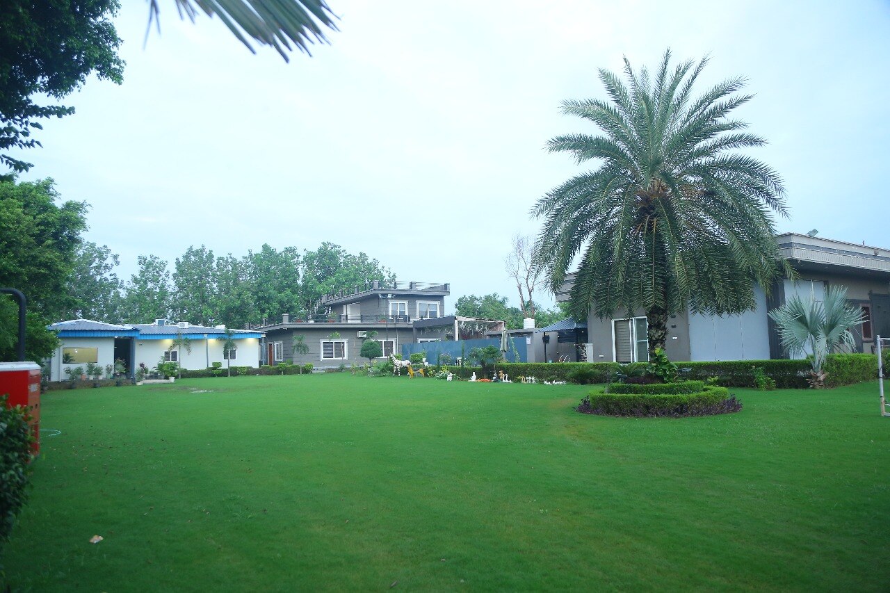 Homiestays Grandeur Farm 𝗕𝗢𝗢𝗞 Faridabad Villa