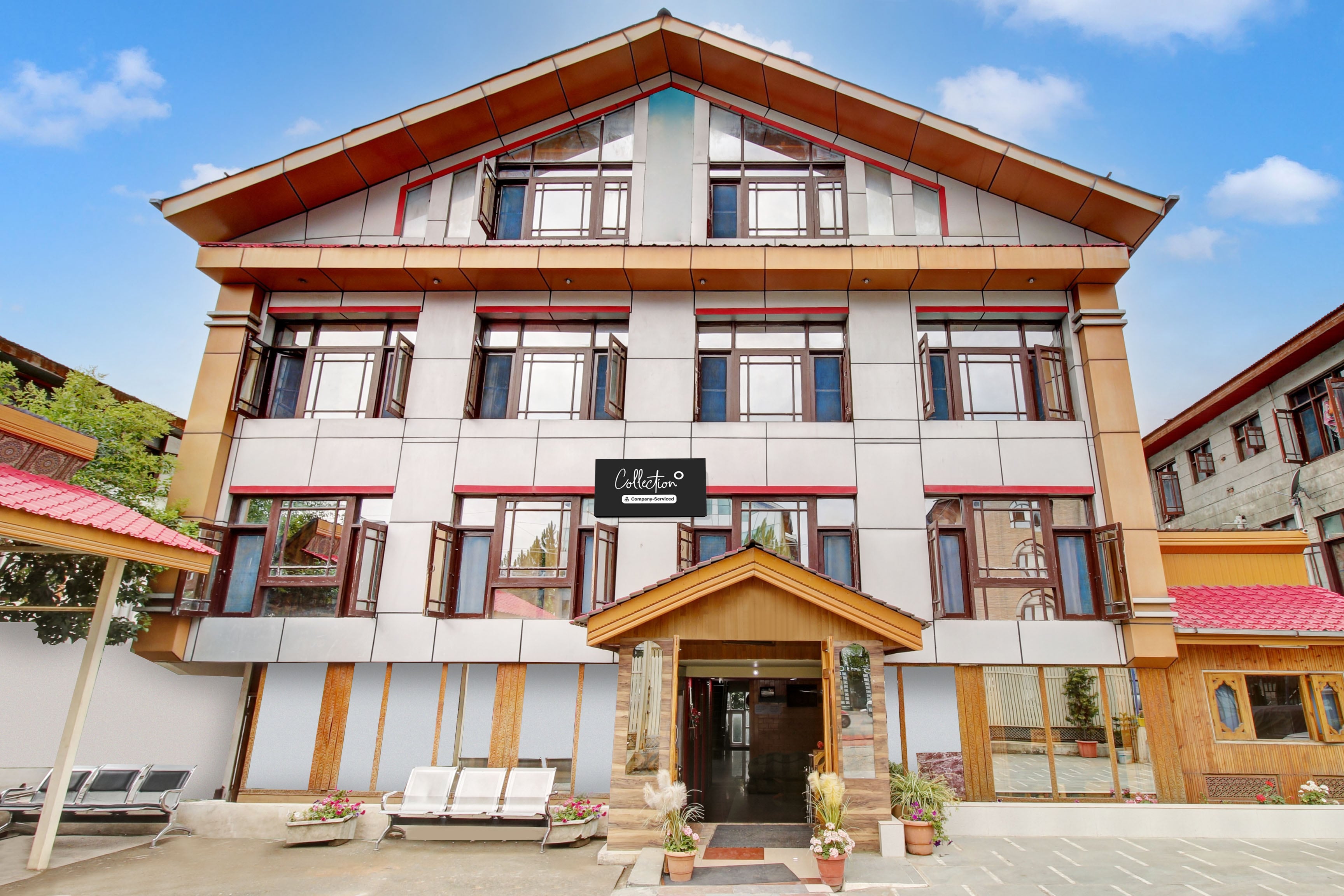 Super Collection O Rajbagh 𝗕𝗢𝗢𝗞 Srinagar Hotel