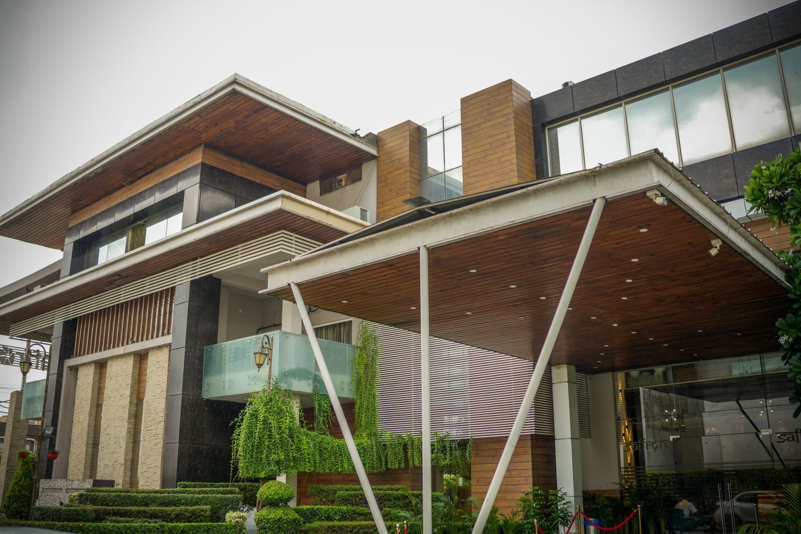 Hotel Saffron KKR 𝗕𝗢𝗢𝗞 Kurukshetra Hotel