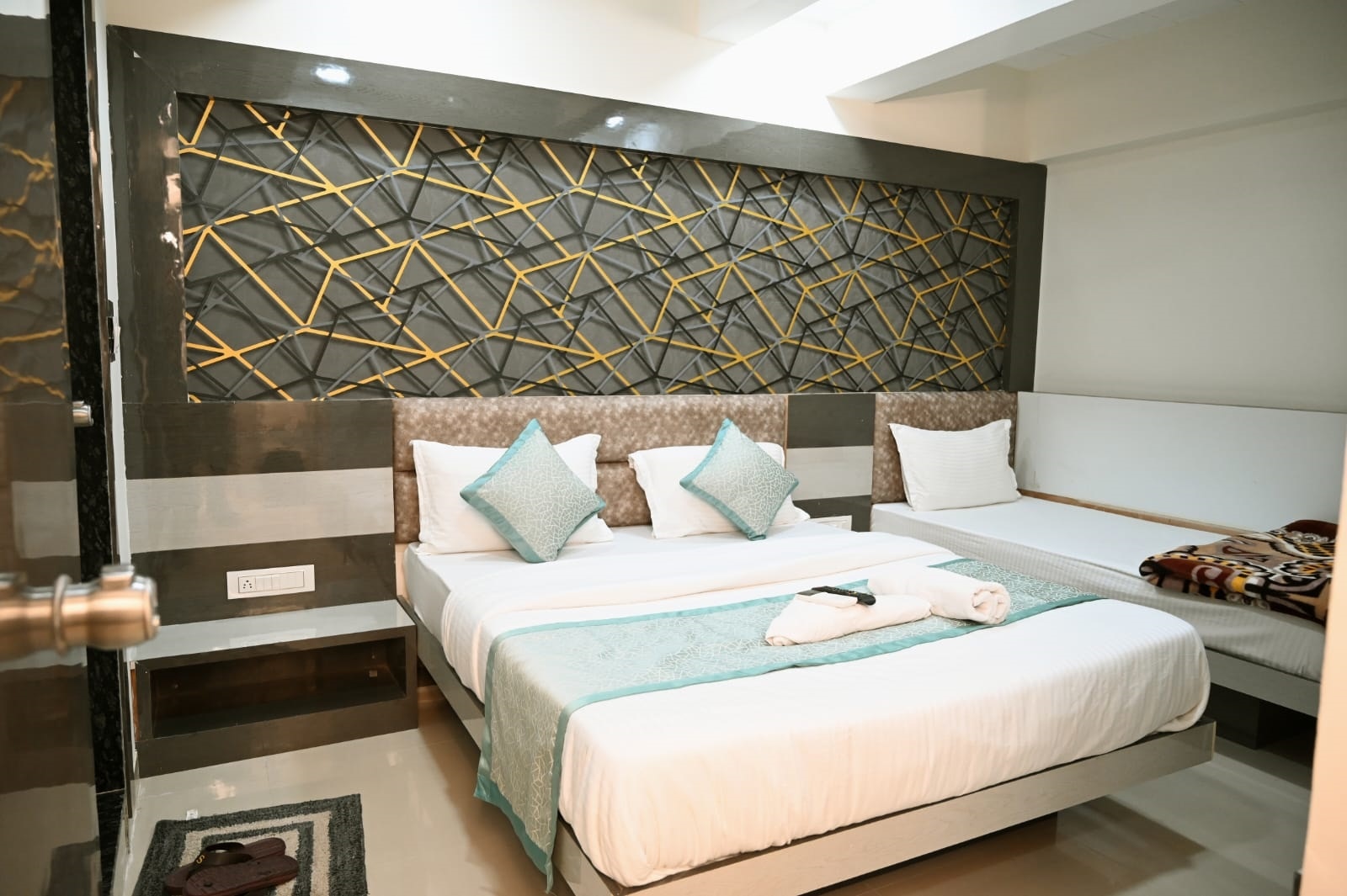HOTEL MAX VILLA 𝗕𝗢𝗢𝗞 Ahmedabad Hotel