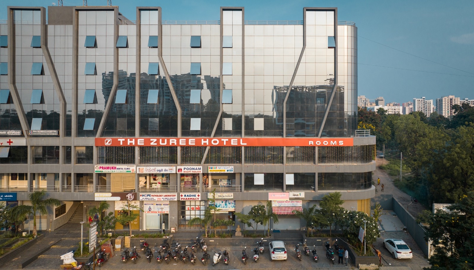 The Zuree Hotel 𝗕𝗢𝗢𝗞 Gandhinagar Hotel